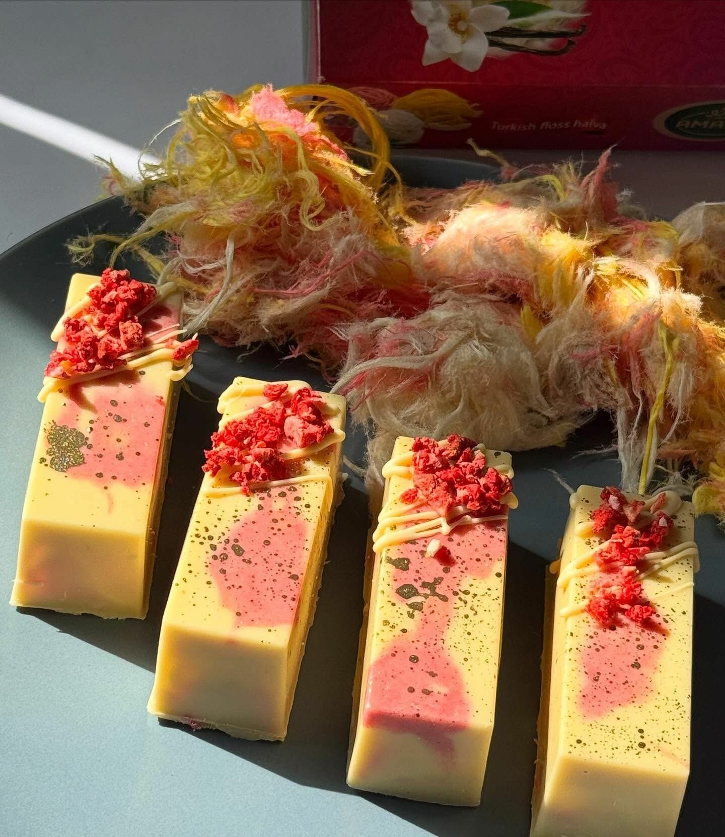 Волосатый дубайский шоколад ShokoTrendy "Волосы Ангела", белый бельгийский шоколад с пишмание (сладкая вата), 4 плитки