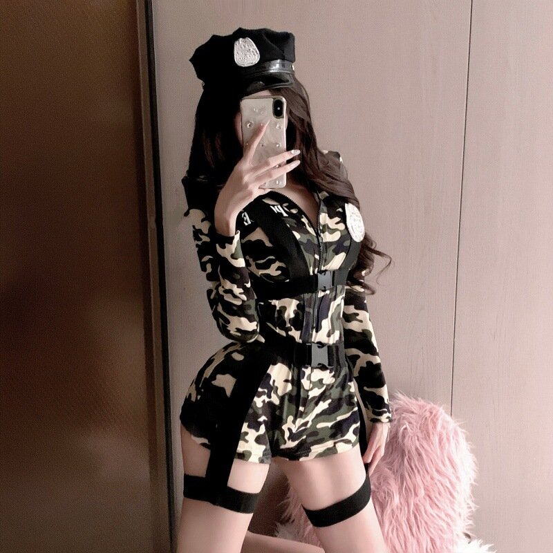 Вызов полицейского: сексуальный косплей женщины-полицейской в обтягивающем боди с камуфляжным рисунком.