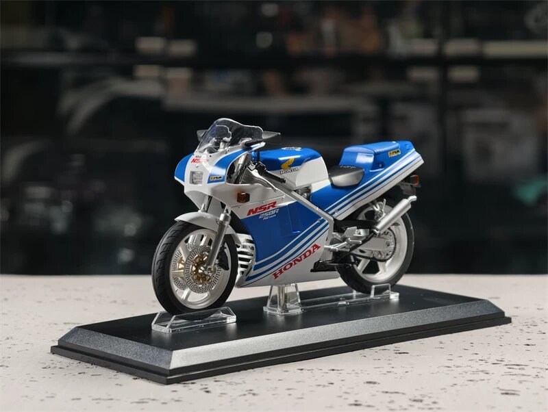 Модель мотоцикла Honda NSR 250R SP R4 в масштабе 1:12 с ливерием Rothmans MC18, сине-белая окраска