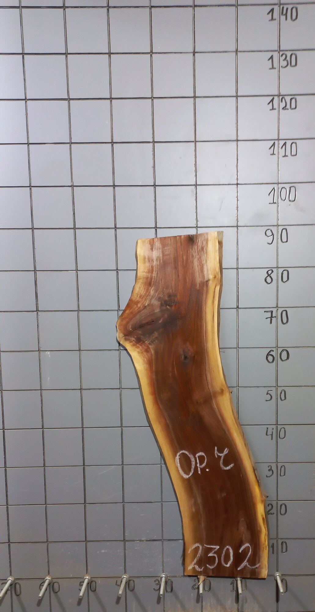 Слэб натурального дерева ценных пород Орех черный №2302; 1,7*20*85 см, доклес