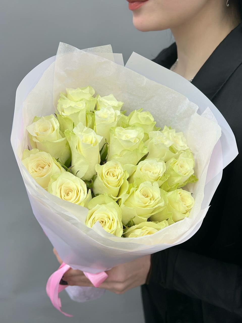 Монобукет из 19 белых кенийских роз в персиковой упаковке с атласными лентами