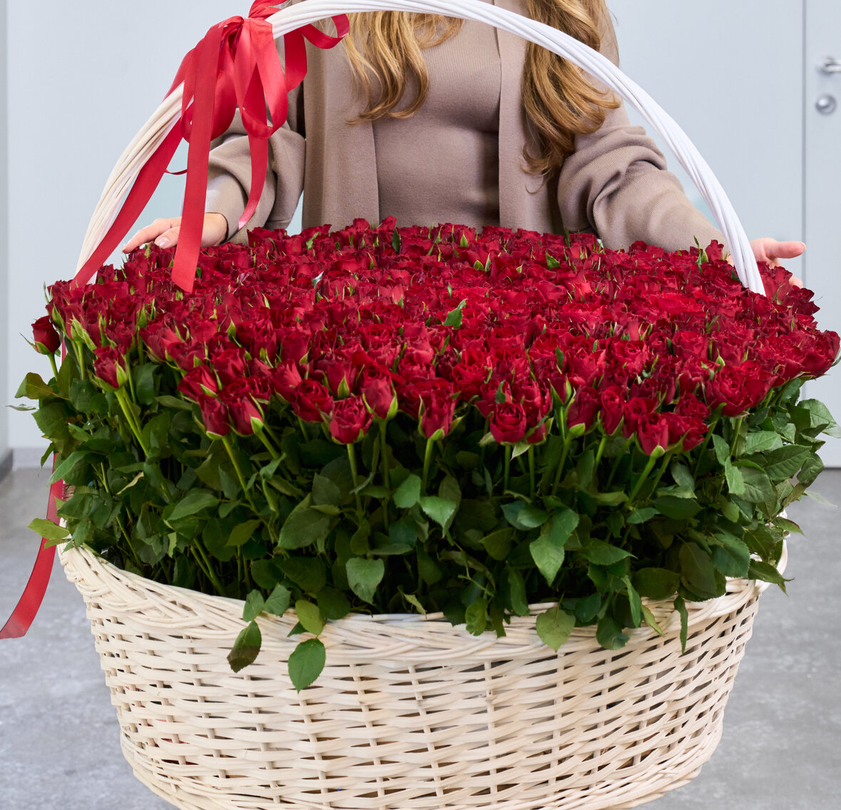 Букет МаксиФлора "Кения", 501 роза в слоновой корзине, XXL, красная, 40 см