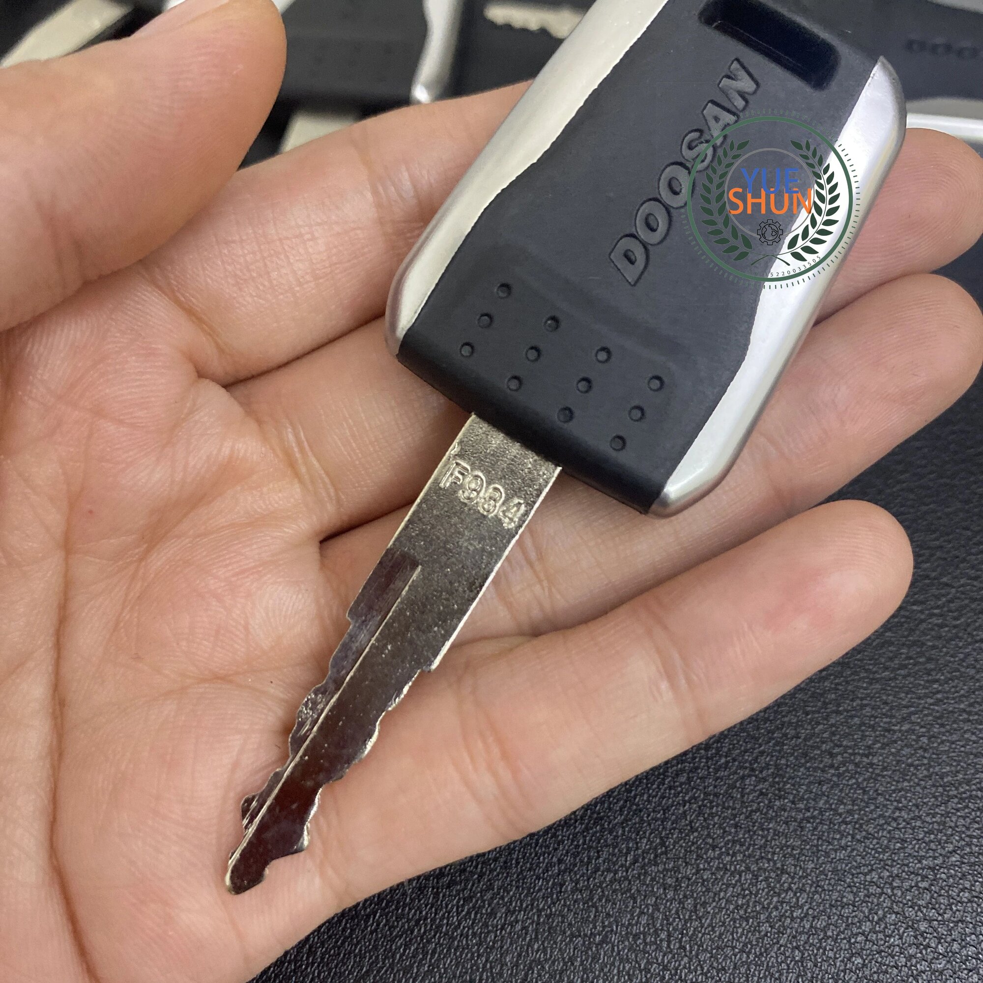 Экскаватор Doosan Daewoo DX55 60 75 150 200 21 ключи зажигания и открытия двери для начала: 1 шт.