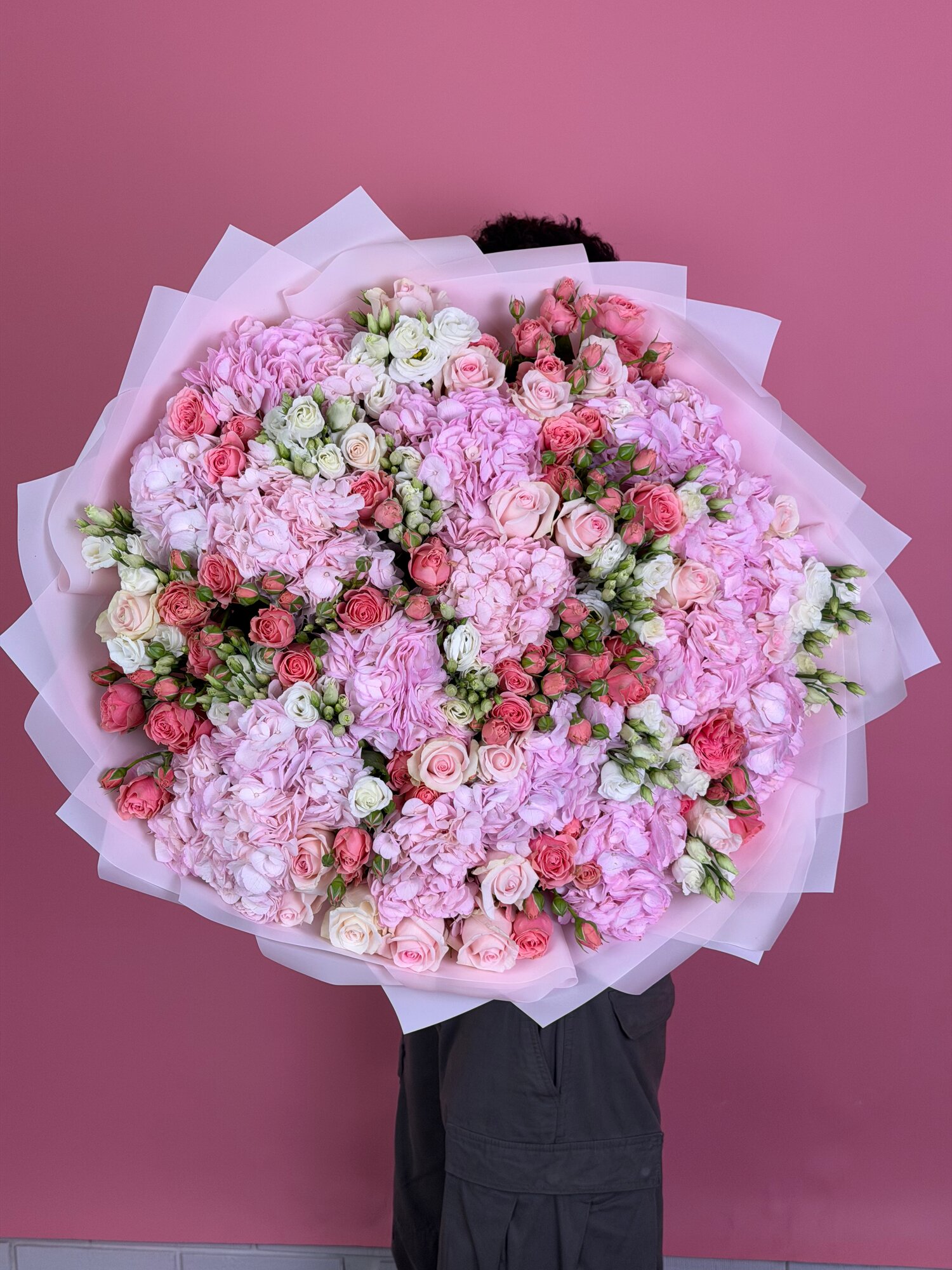 Авторский букет из пионовидных кустовых и одноголовых роз, эустомы и ароматных гортензий