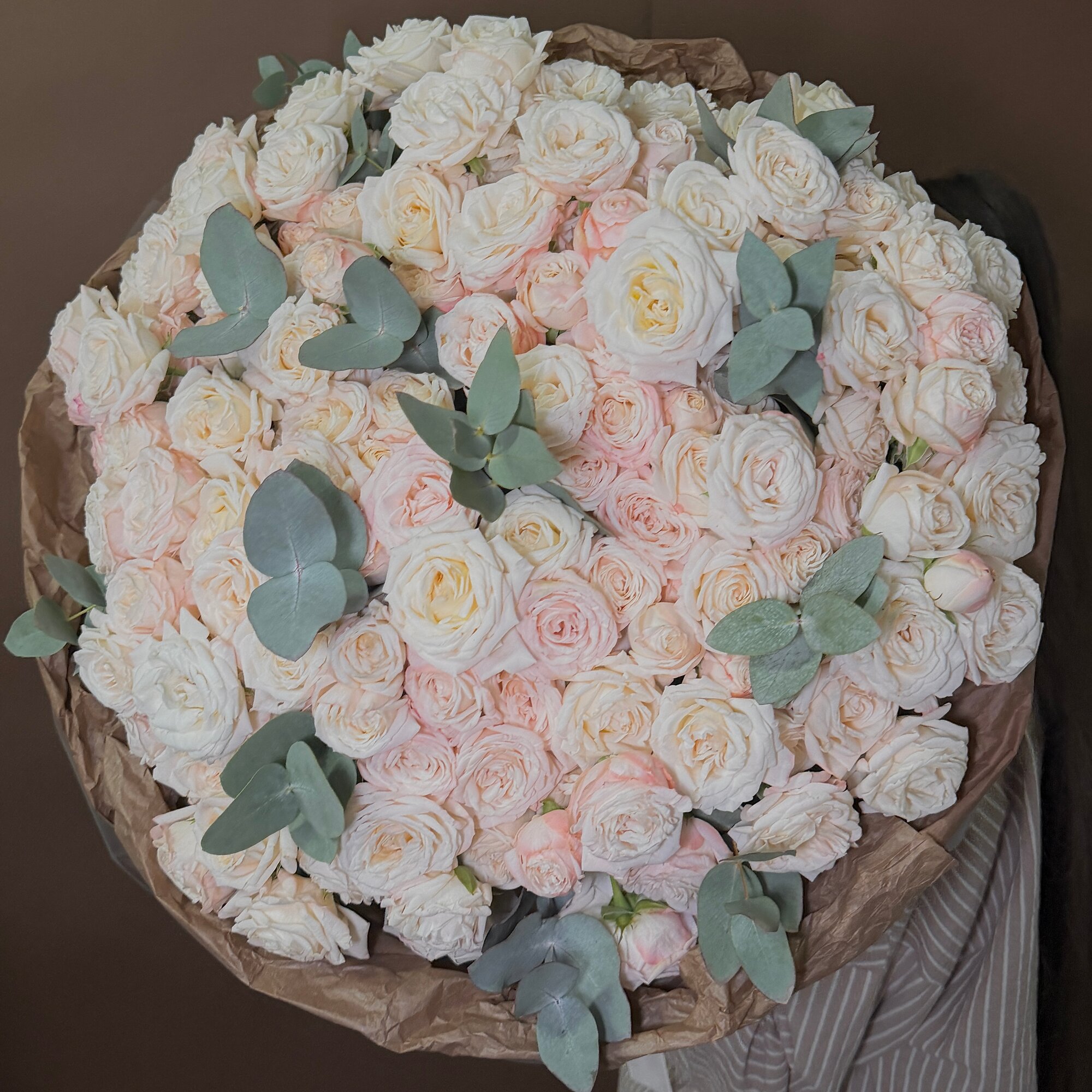 Огромный букет пионовидной кустовой розы Бомбастик с эвкалиптом