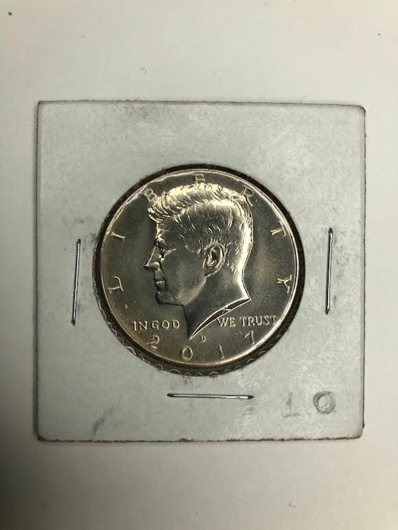 Коллекционная монета США номиналом 50 центов 2017г. (Half Dollar) с изображением Джона Кеннеди в холдере