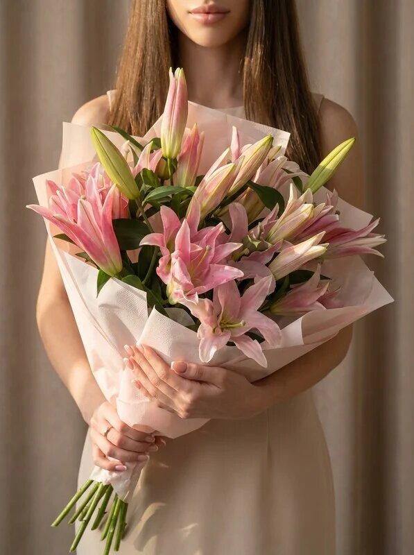 Букет из розовых лилий — нежный, круглый и объемный. Идеальный подарок на любой повод