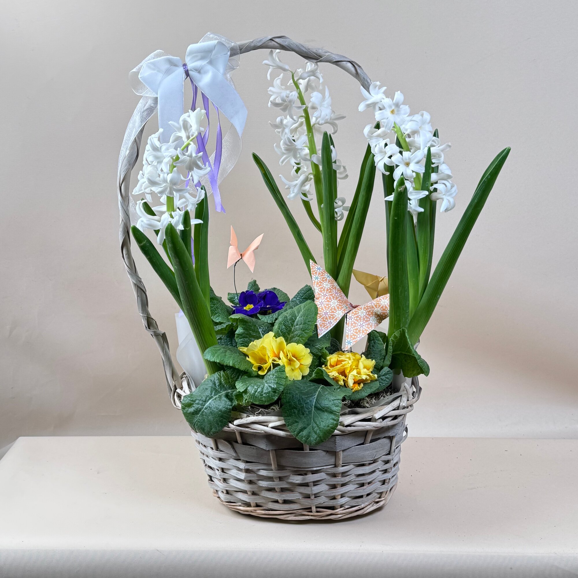 Корзина с примулами и гиацинтами с бабочками оригами