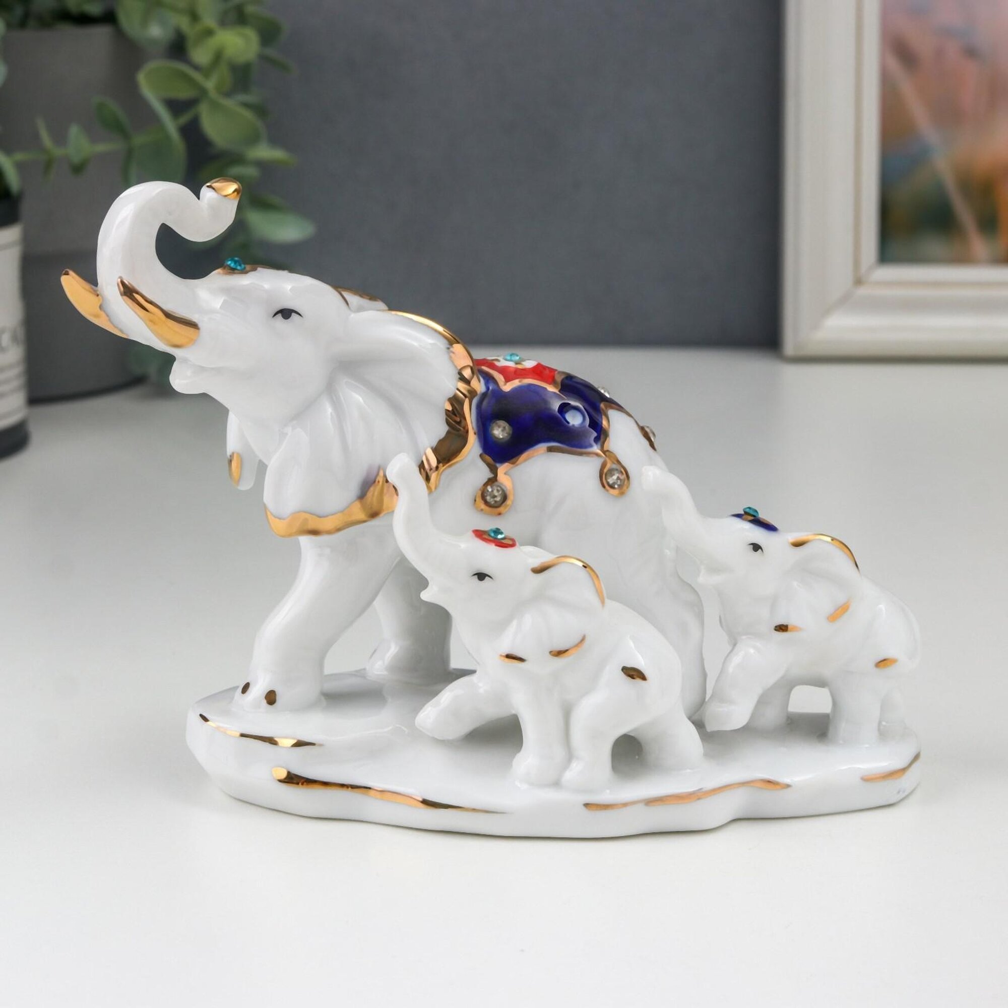 Фигурка керамика «Слон со слонятами», белый с золотом, стразы, 16.2 см