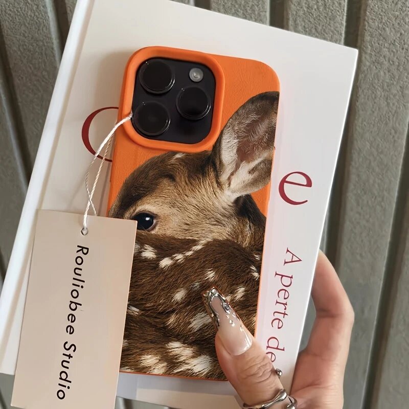 Оранжевый чехол Rouliobee Studio для iPhone 13 Pro с оленем