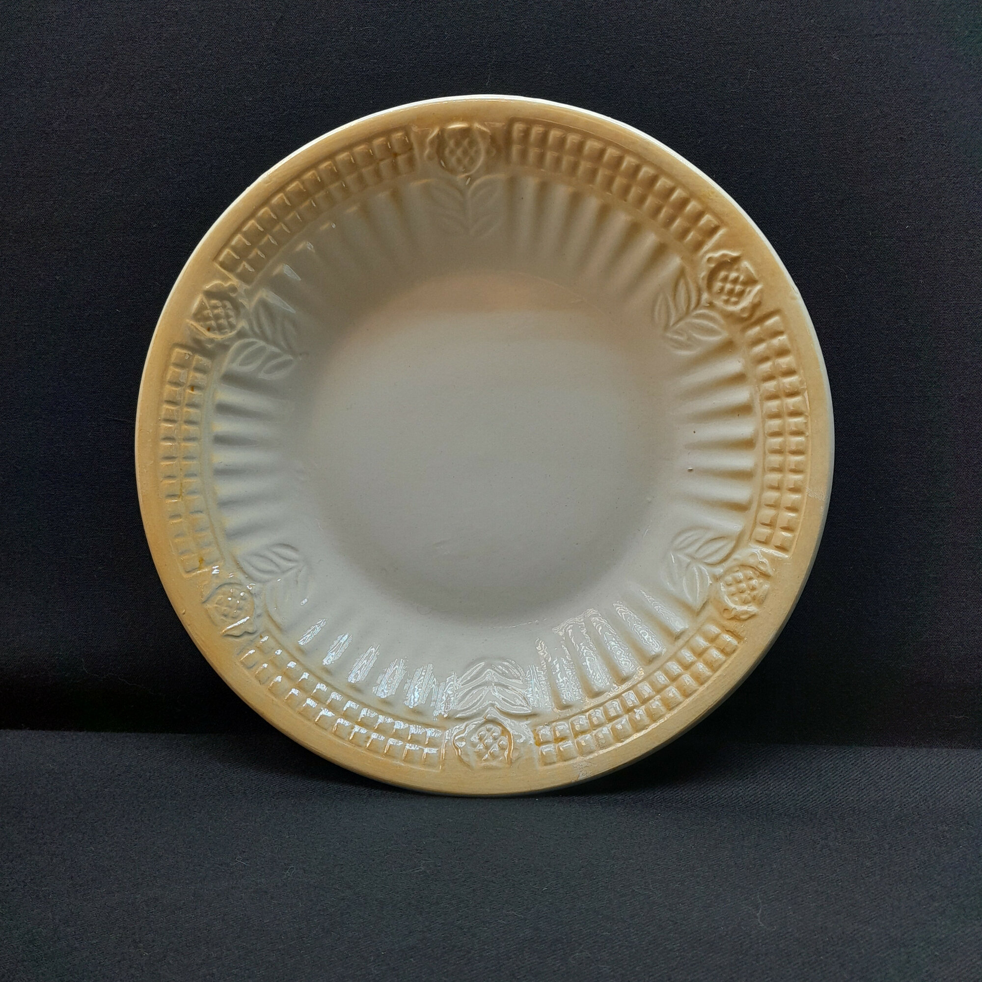Тарелка-блюдо с рельефным декором Буди, фаянс, 29 см. Винтаж СССР