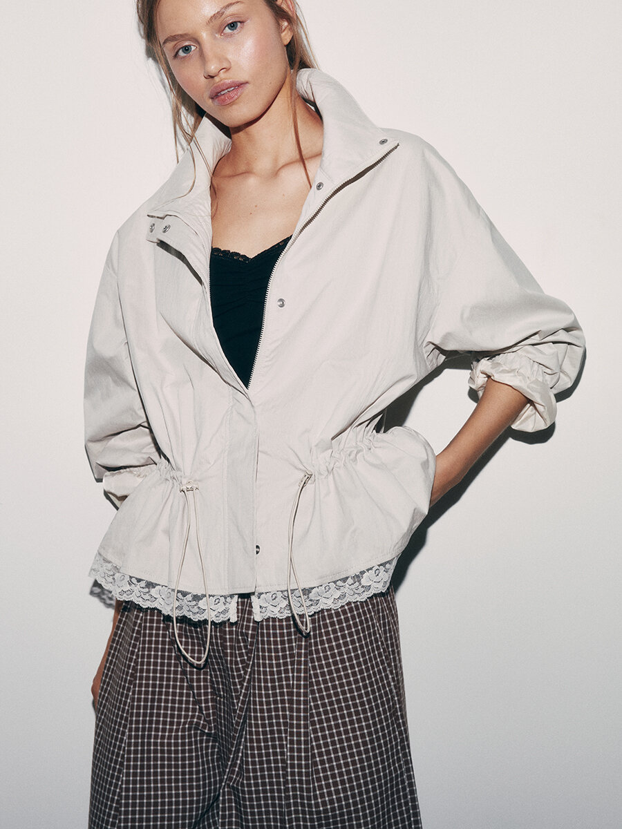 Парка на кулиске с кружевом и воротником-стойкой