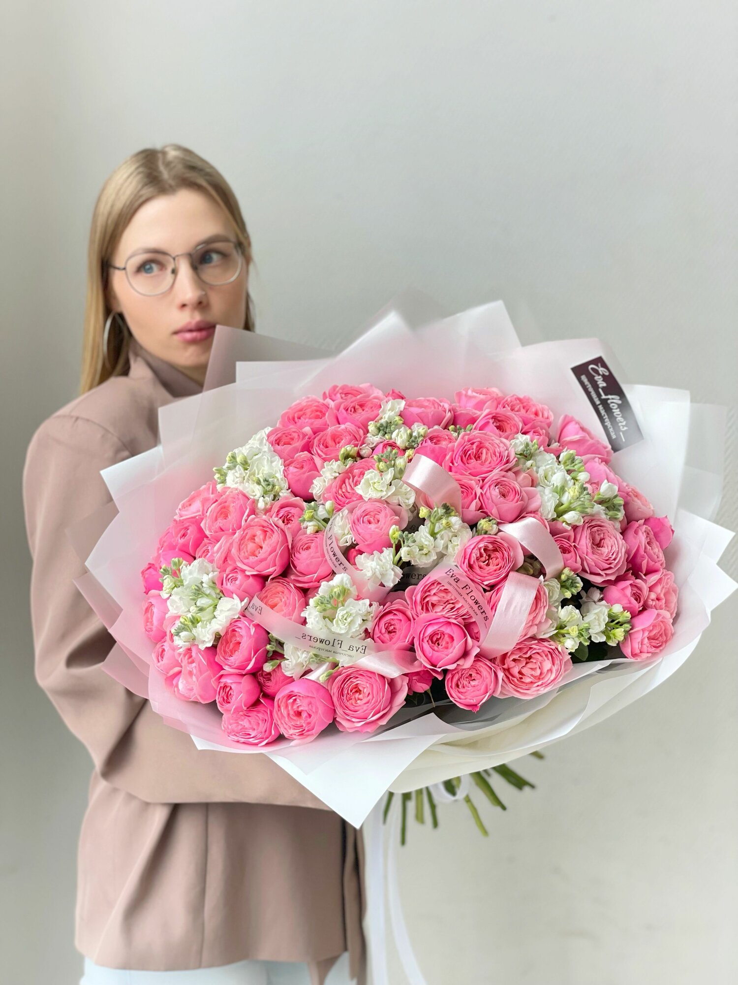 Роскошный букет с кустовыми розами и ароматной маттиолой