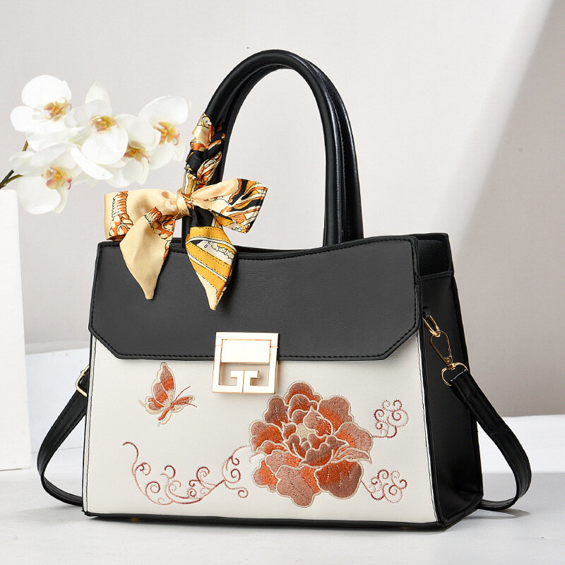 Женская сумка повседневная черная с вышивкой вместительная на плечо