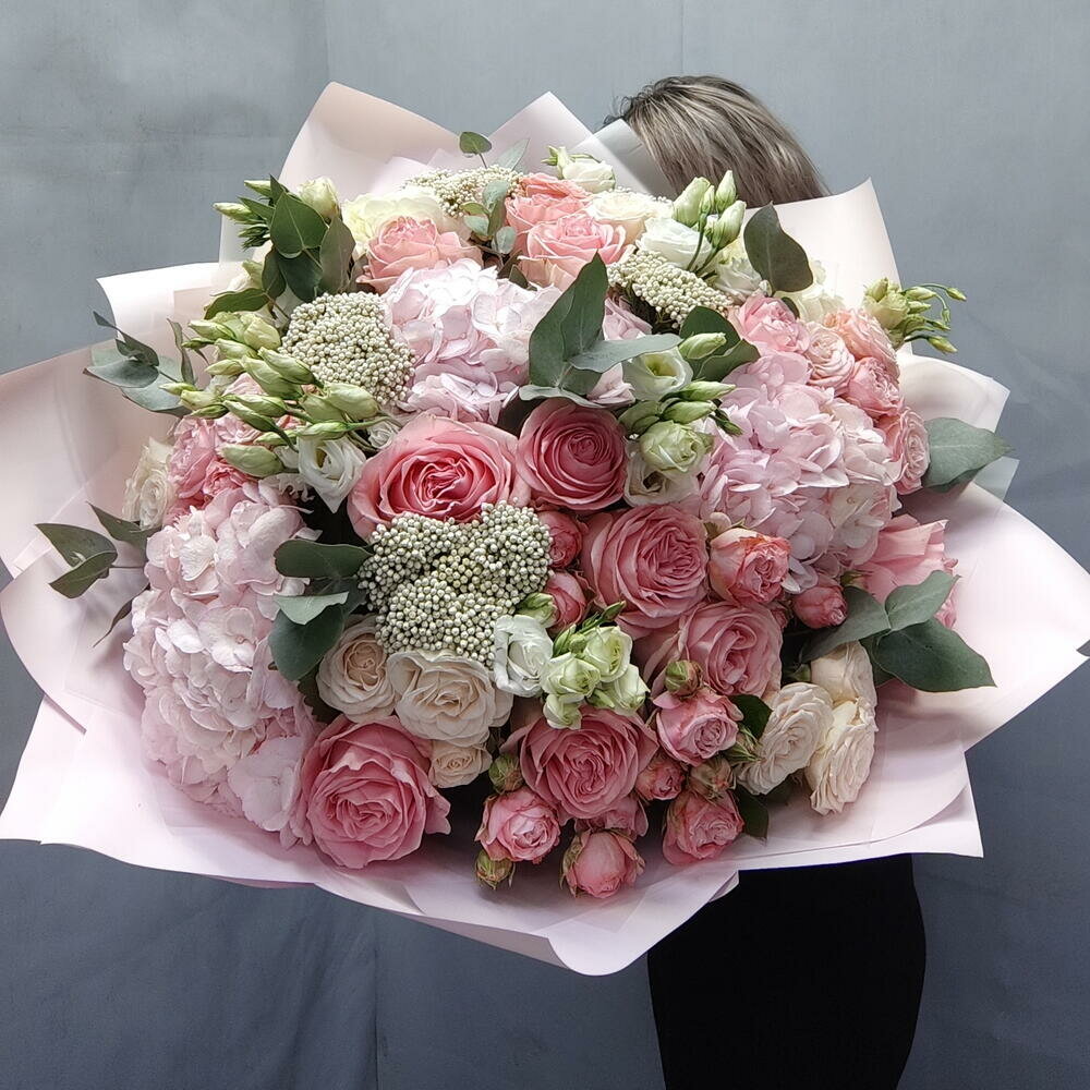 Букет из кустовой пионовидной розы, эвкалипта, озатомнуса, эустомы, гортензии