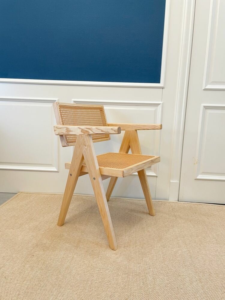 Современный обеденный стул-кресло с каркасом из цельного дуба и плетеным сиденьем и спинкой из тростника