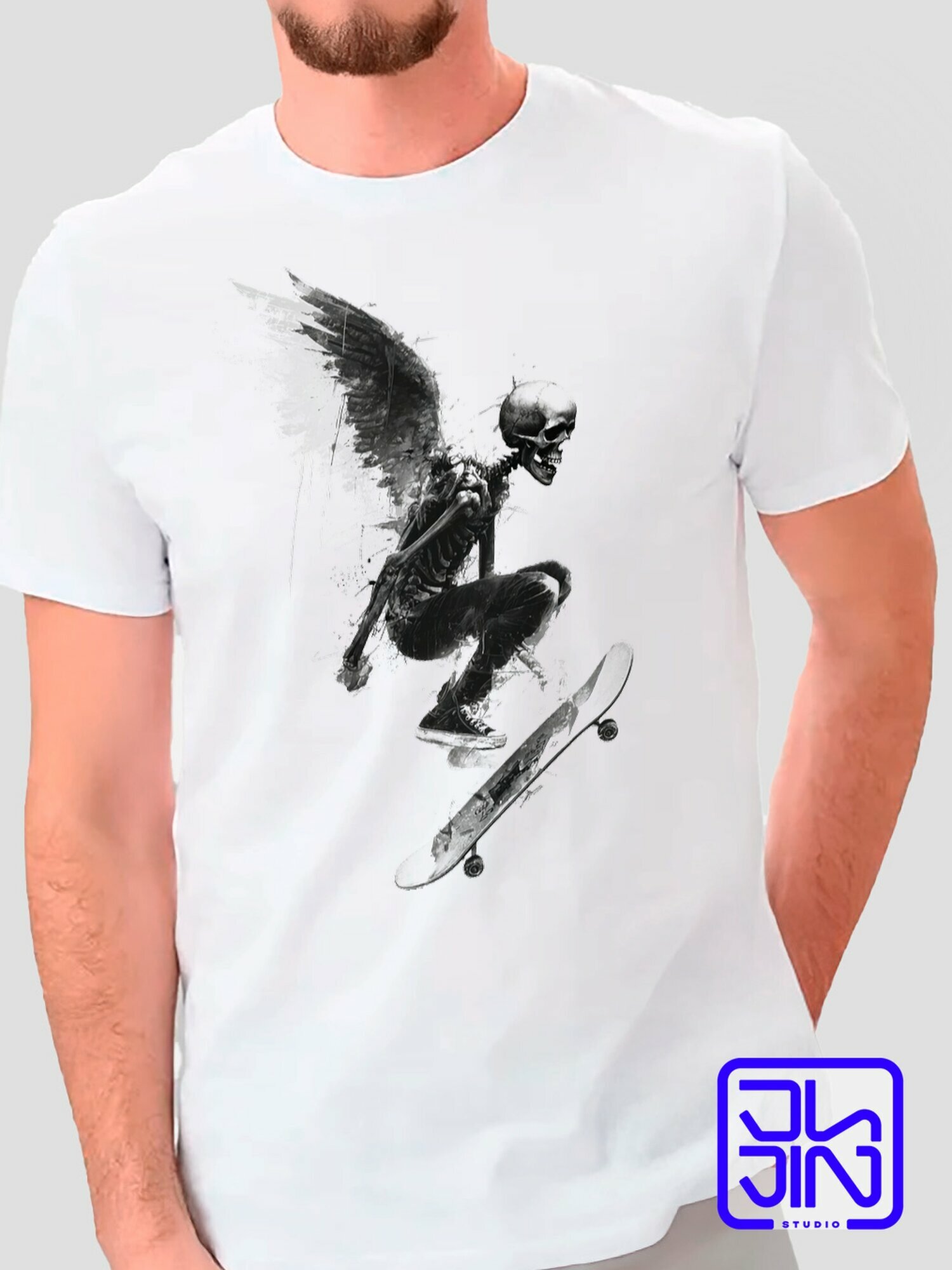 Футболка классическая мужская с авторским принтом Черно-белый дерзкий скелет с крыльями на скейтборде, уличный графитовый экстрим, белый хлопковый трикотаж с прикольным рисунком на груди