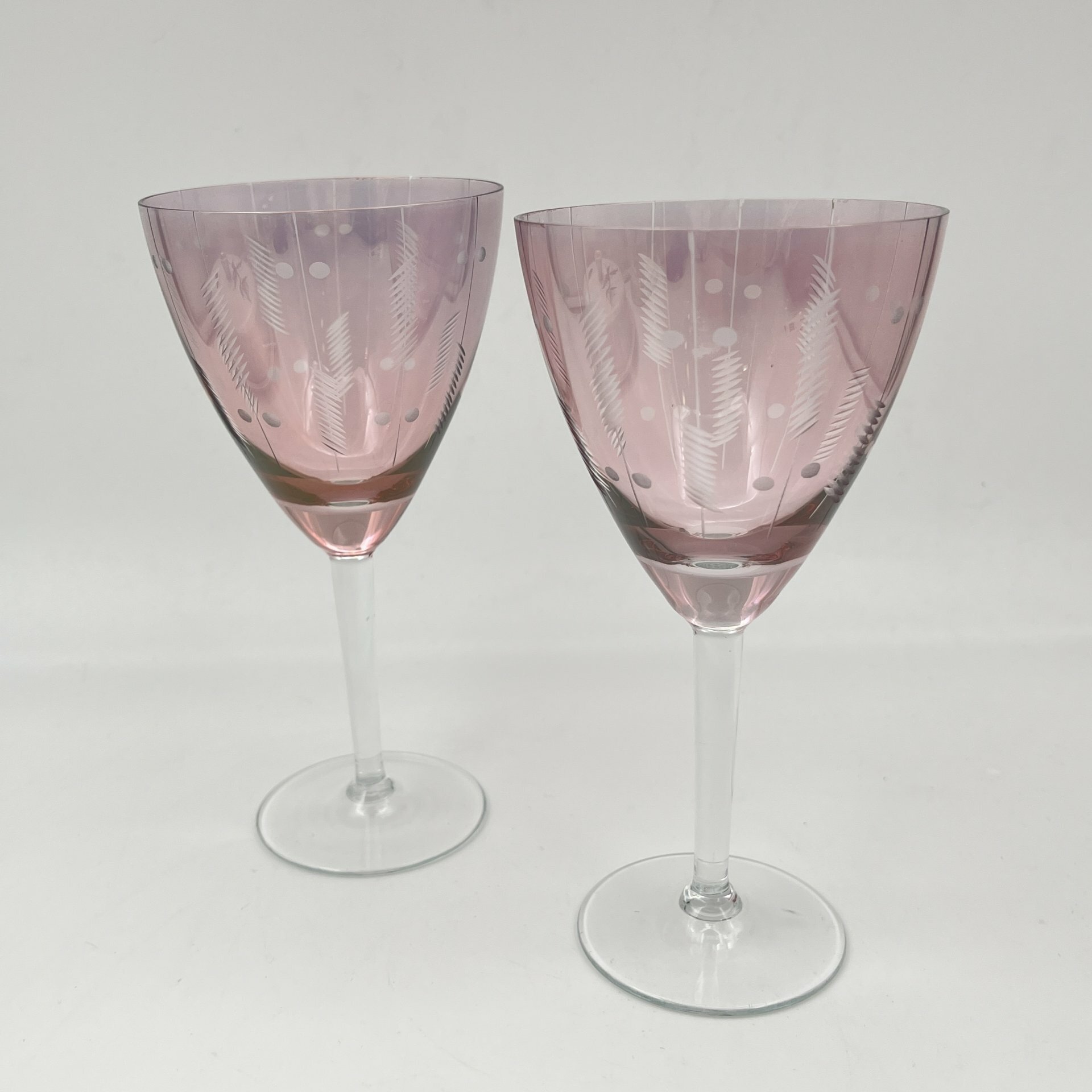 Пара бокалов розового оттенка, стекло, резьба, СССР, 1970-1990 гг.