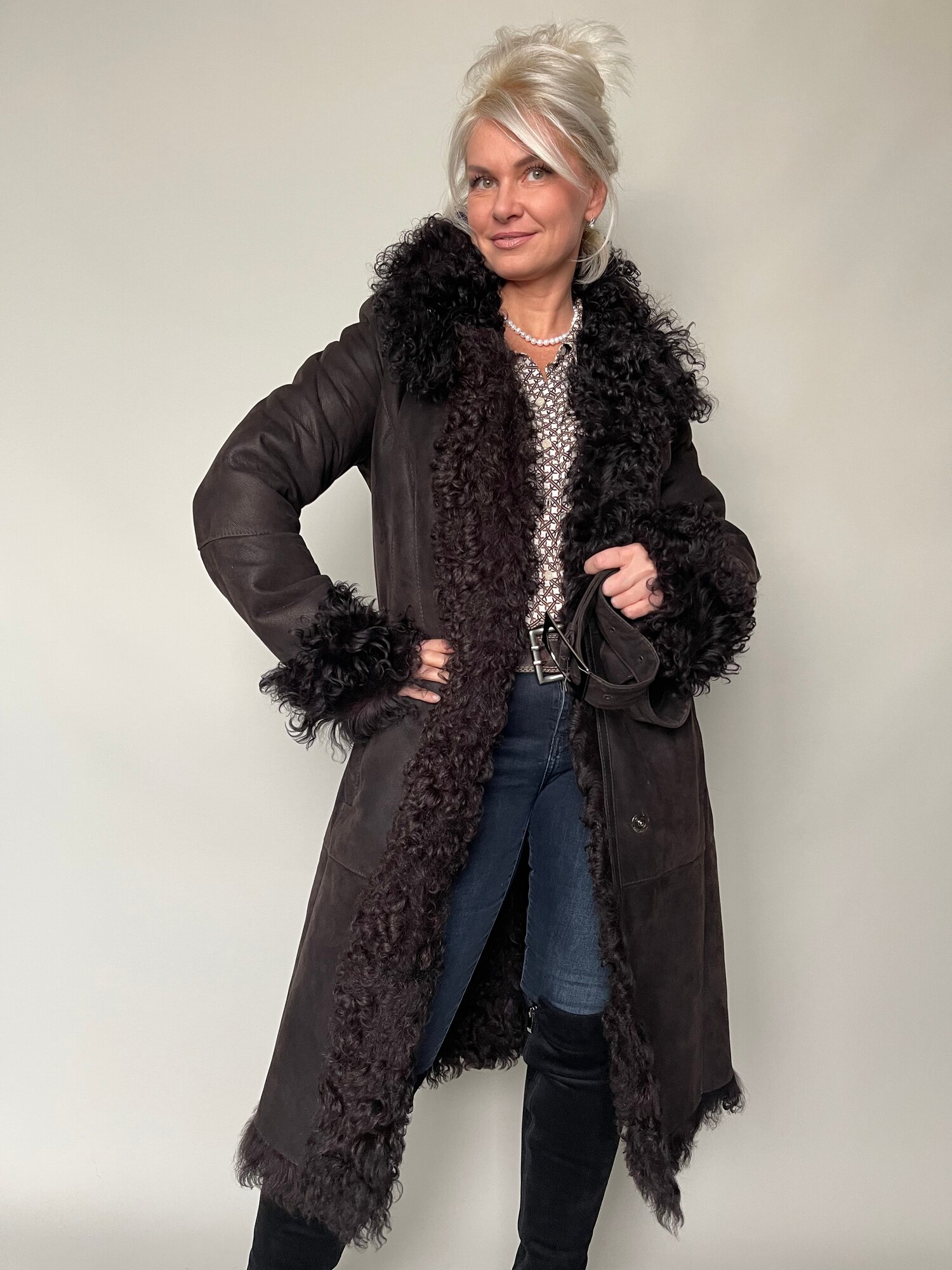 Дубленка женская тм SAGITTA кудрявая, цв.темно-коричневый дл.105 см р.40-42 /12553/