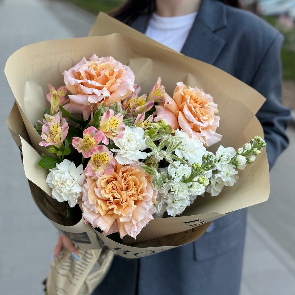 Букет с французскими розами, ароматной маттиолой и диантусами в кремовых тонах - ROMAN ROSE