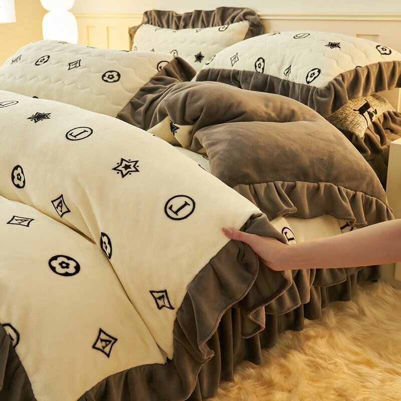 Плотный стеганый чехол для матраса, комплект из четырех предметов из молочного флиса, зимний пододеяльник из флиса кораллового цвета с кружевом, комплект из трех простыней, подзор для кровати,150*200cm