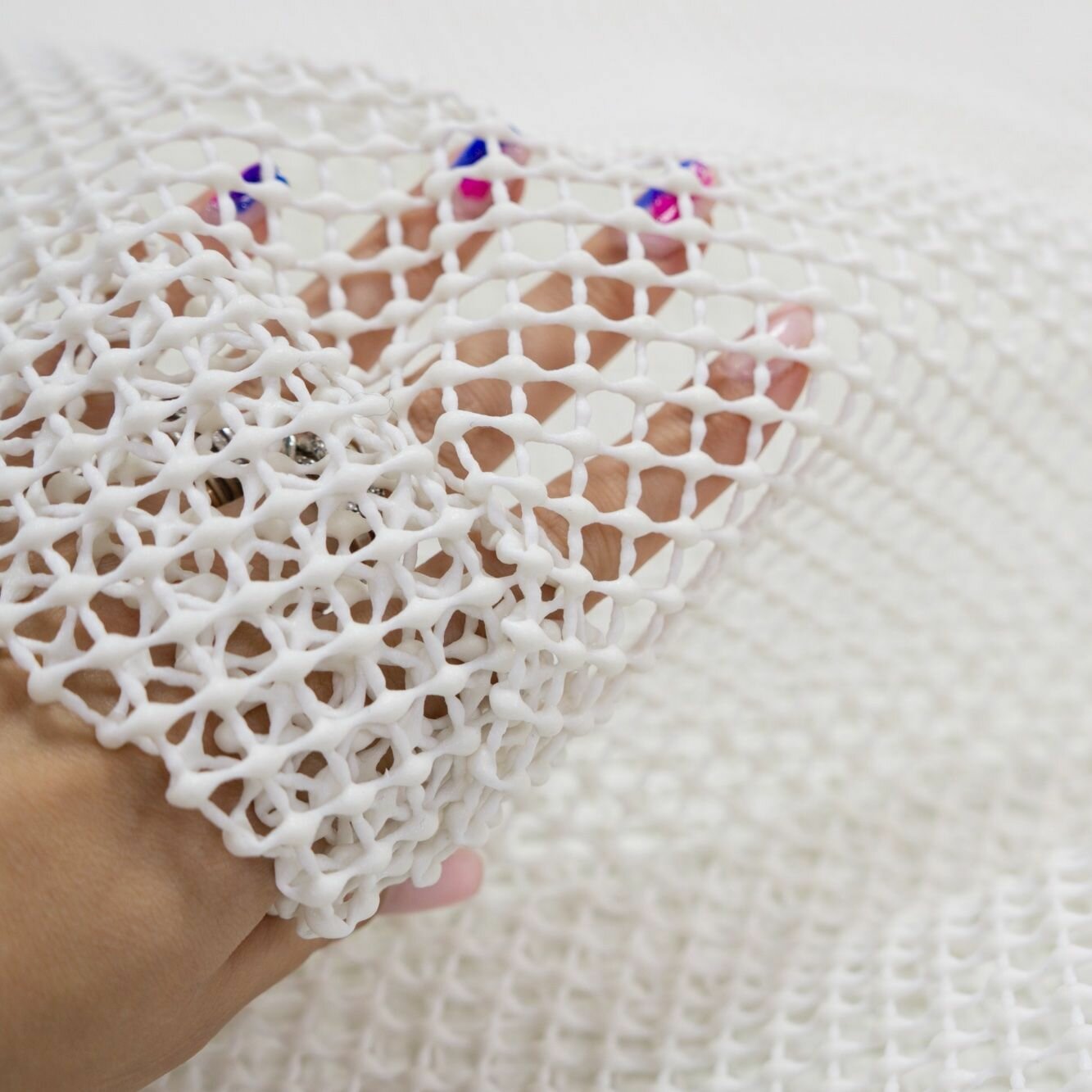 Ткань Сетка дизайнерская белая прорезиненная - 1,8м