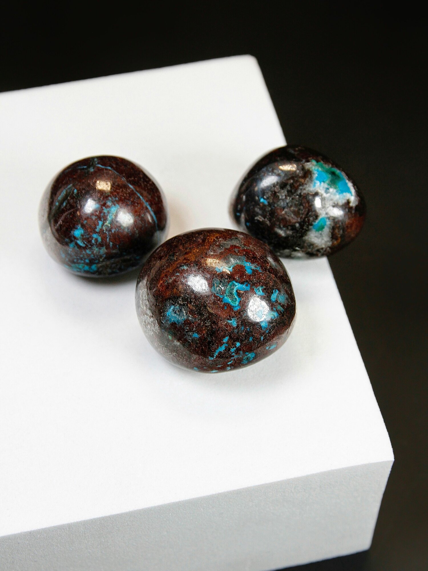 Оберег, амулет Хризоколла - 2-3 см, натуральный камень, самоцвет, галтовка, 3 шт - символ любви