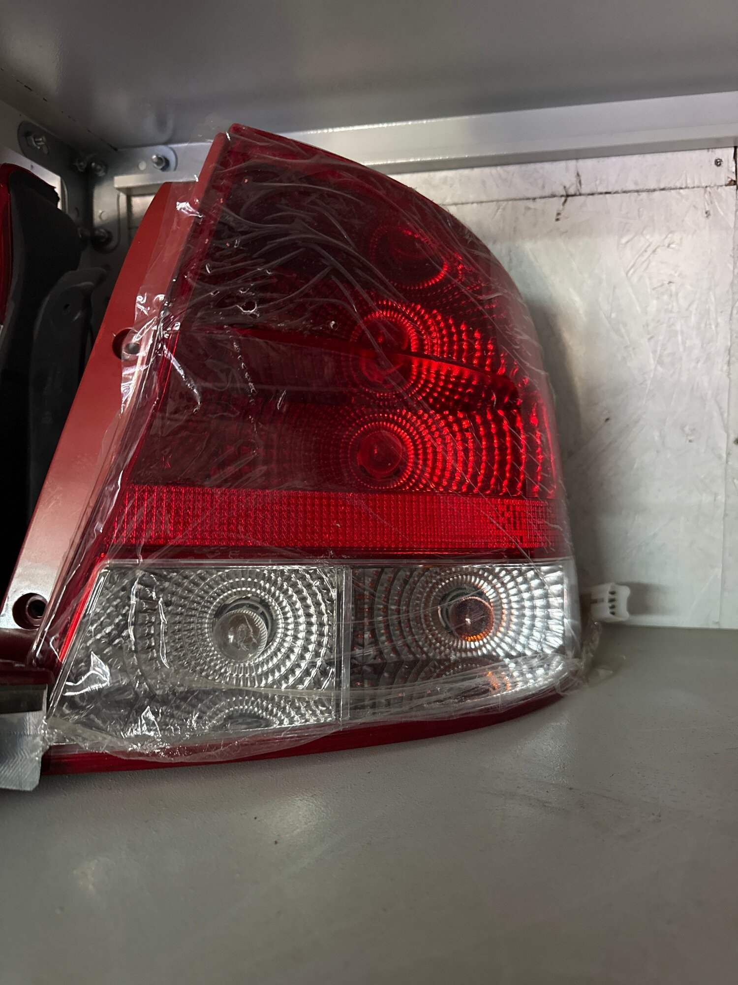 Фонарь SAT ST2221909R, задний, правый, для Chevrolet Aveo T200, 2003-2008