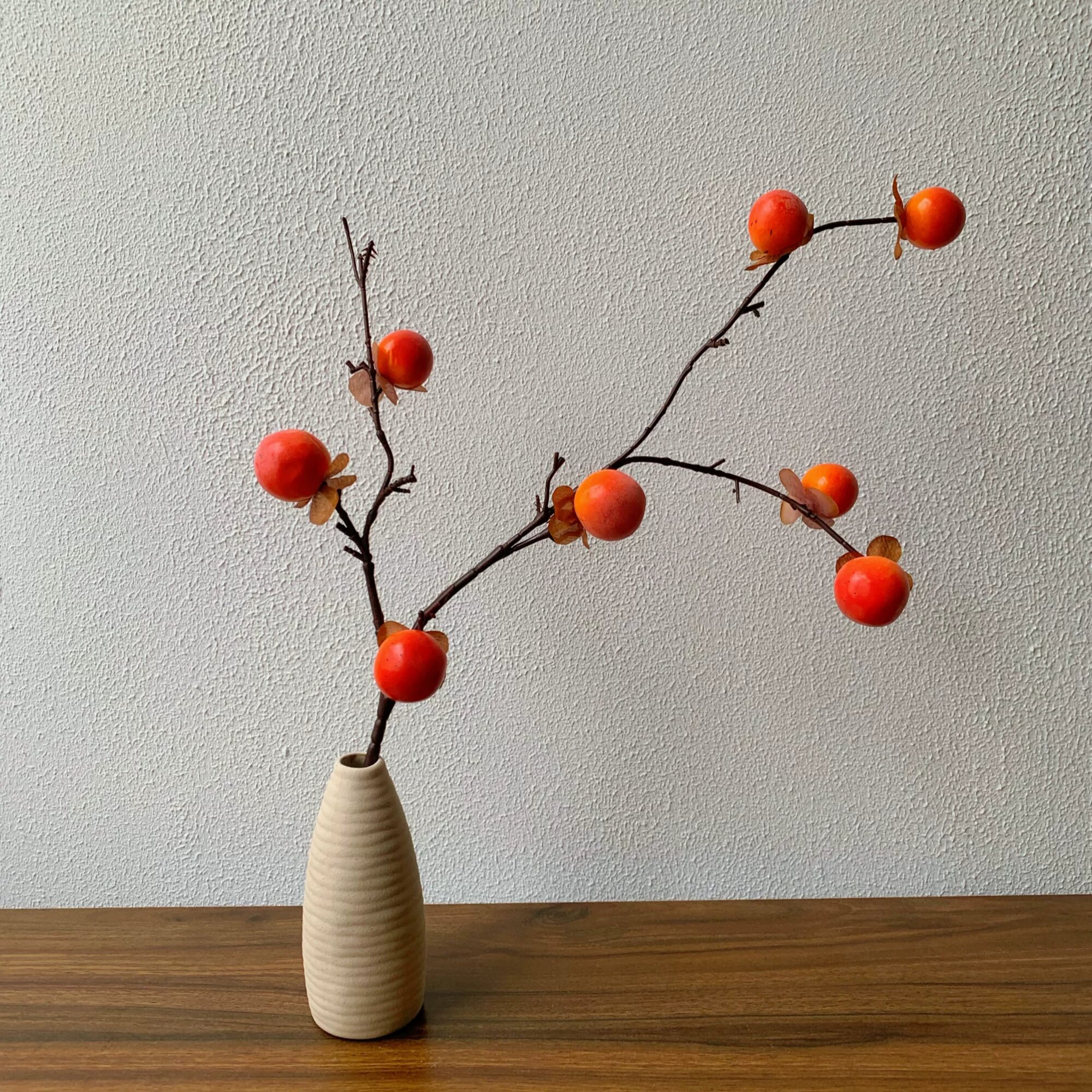 Декоративное украшение в стиле ваби-саби: искусственный цветок хурмы в керамической вазе для гостиной, тумбы под