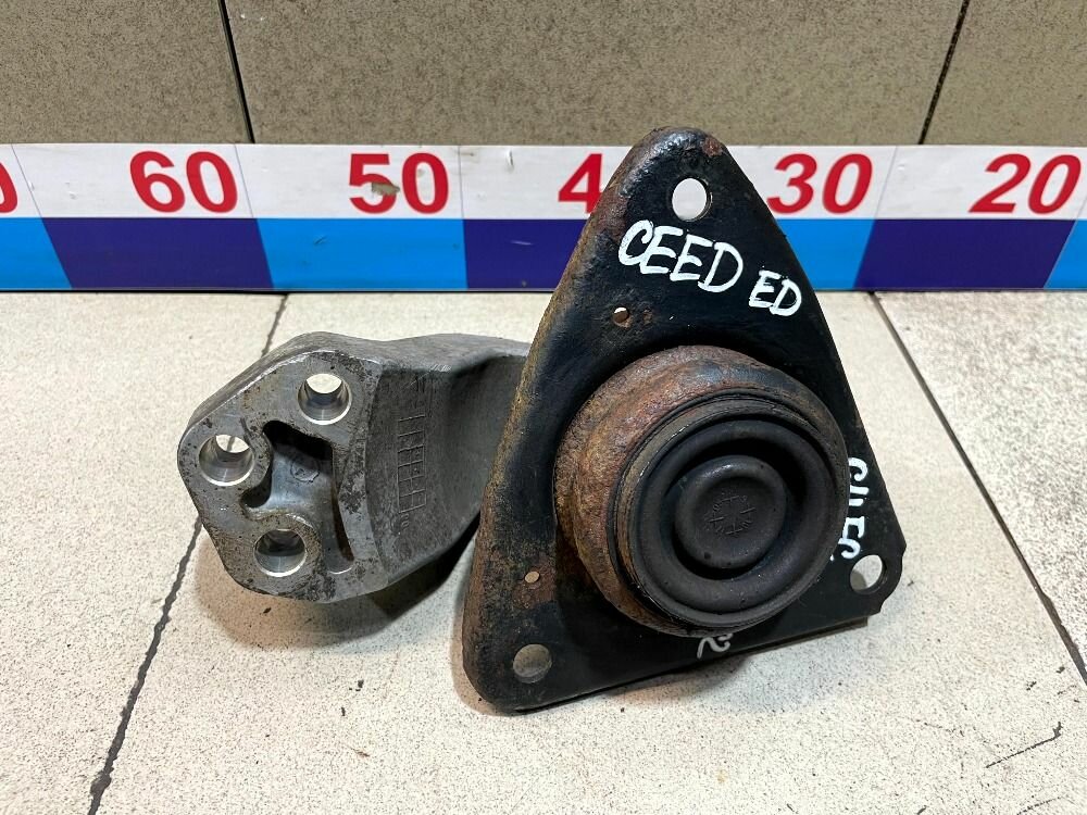 Опора двигателя правая Kia Ceed ED