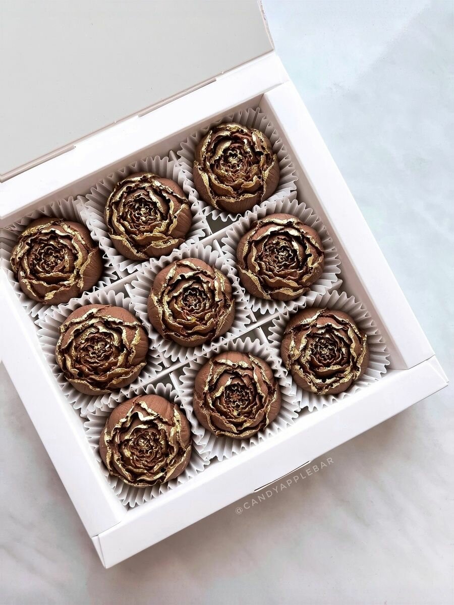 Сладкий подарок женщине ShokoTrendy Конфеты подарочные шоколадные пионы в коробке, 9 шт, молочные