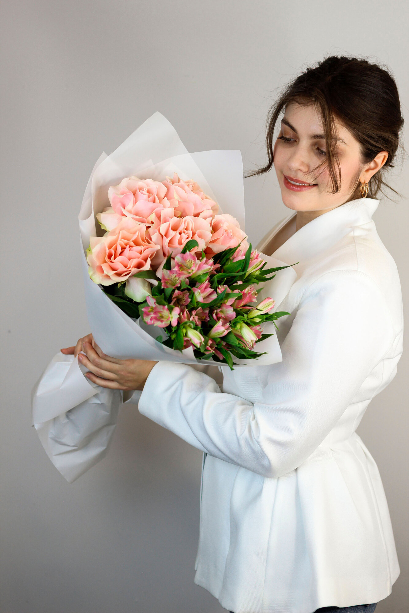 Букет из роз и альстромерии «Французский поцелуй» FMART by flowwow