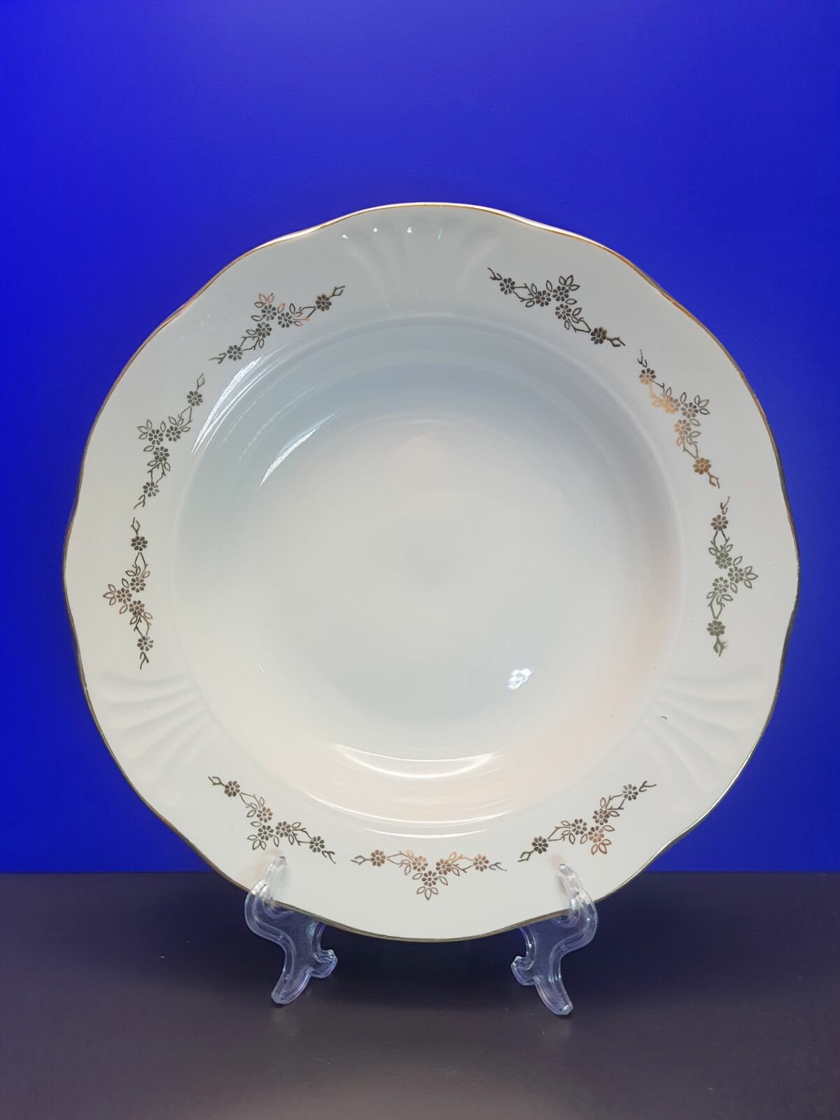 Тарелка фарфоровая глубокая с волнистым рельефным краем, 23,5 см. Рига, СССР 1970-1980 гг.