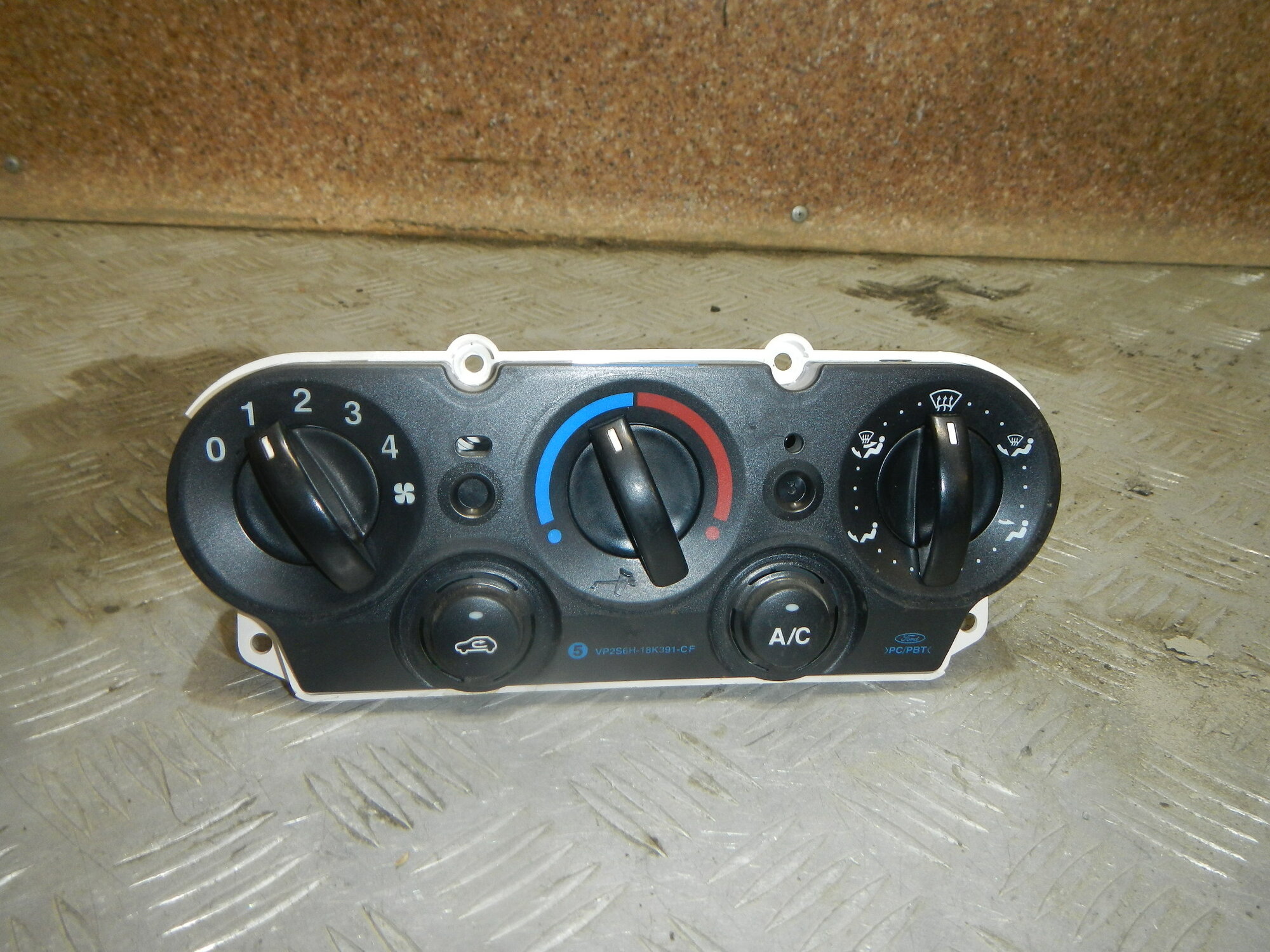 Б/У Блок управления климатической установкой, Ford (Форд)-FUSION (02-12) FORD FUSION (02-12) 05-,с кондиционером. Царапин...