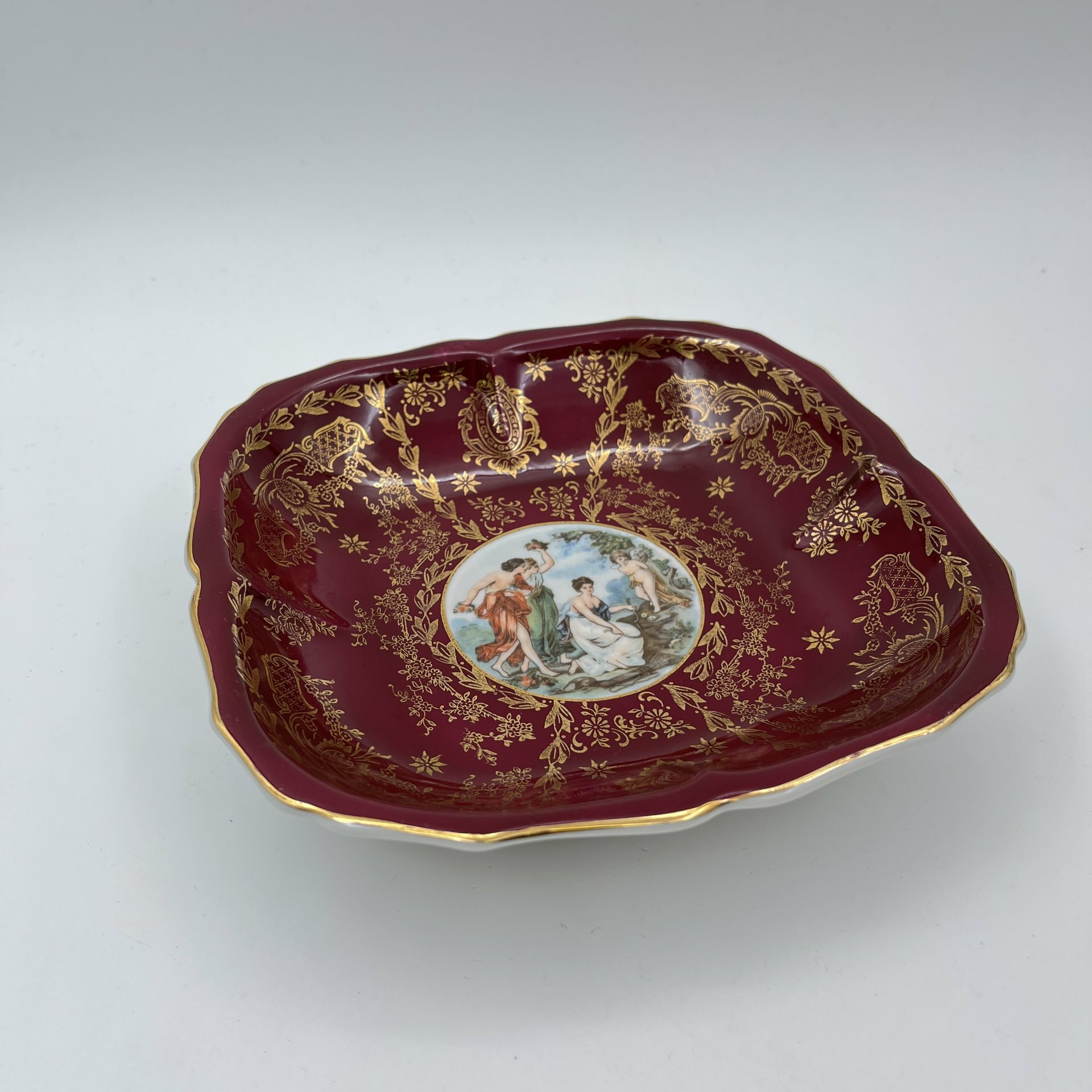 Блюдо (конфетница) "Мадонна" с растительным декором, фарфор, деколь, крытье