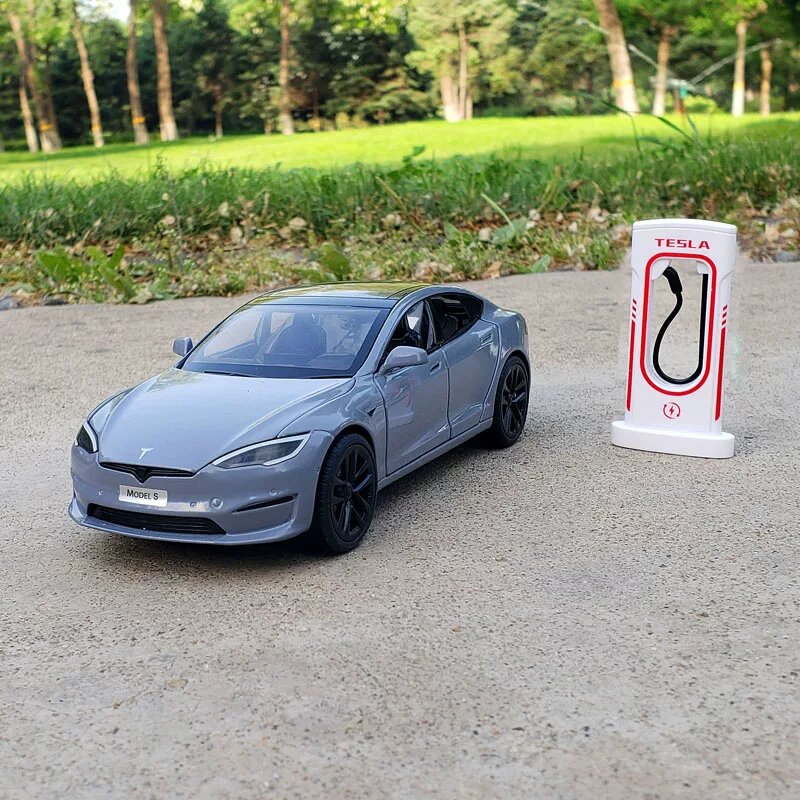 1:24 Масштабная модель Tesla Model S серого цвета из сплава с функцией света и звука