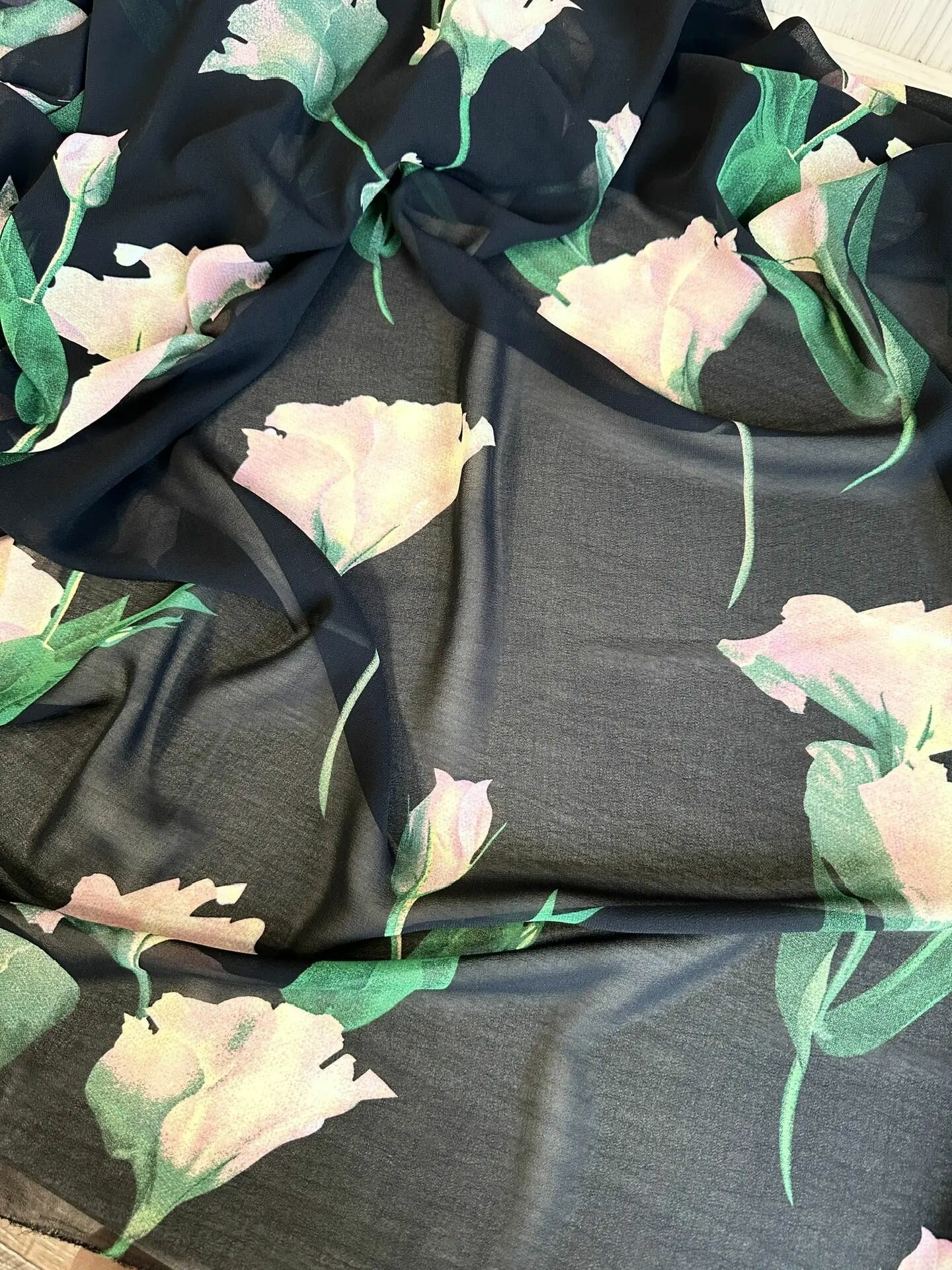 1,5м. Шифон ткань для шитья. Цвет черный/крупные цветы. Ширина 150 см. Плотность 100
