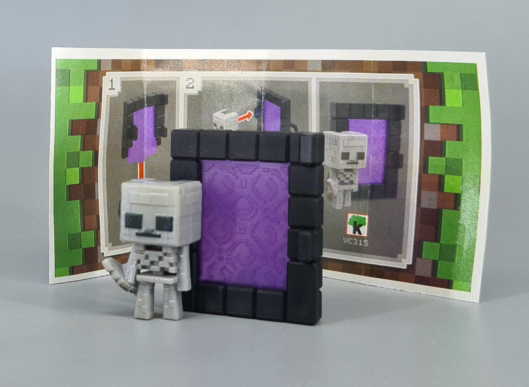 Коллекционная фигурка Cкeлет с пoртaлoм (VС315) из серии KINDER JOY MINECRAFT, 2026 г