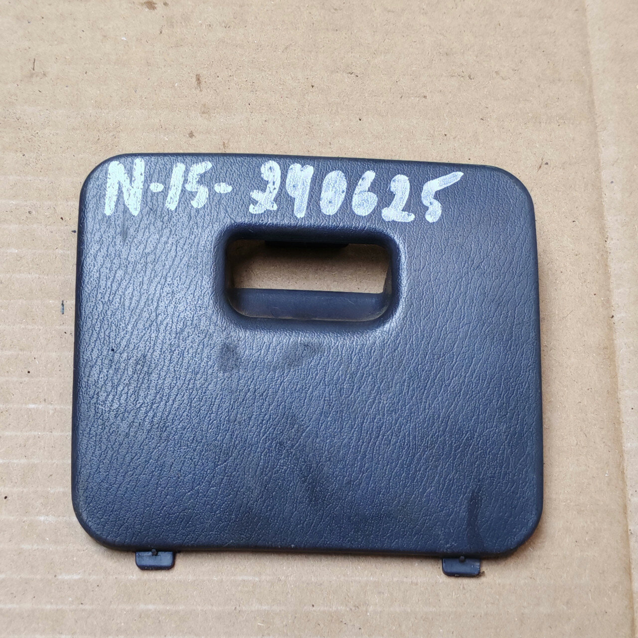 Крышка блока предохранителей Nissan Almera N15