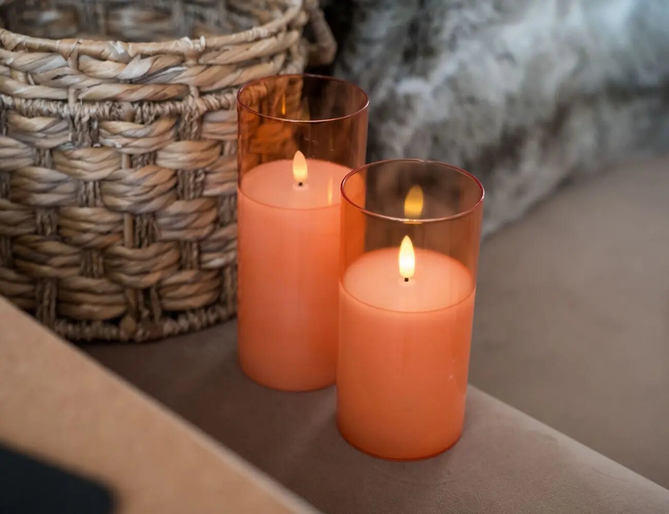 Светодиодная восковая свеча фьёга в стеклянных стаканах, розовая, тёплый белый LED-огонь мерцающий, 'натуральный фитилёк', 7.5х15 см, таймер, батарейки, Kaemingk (Lumineo)