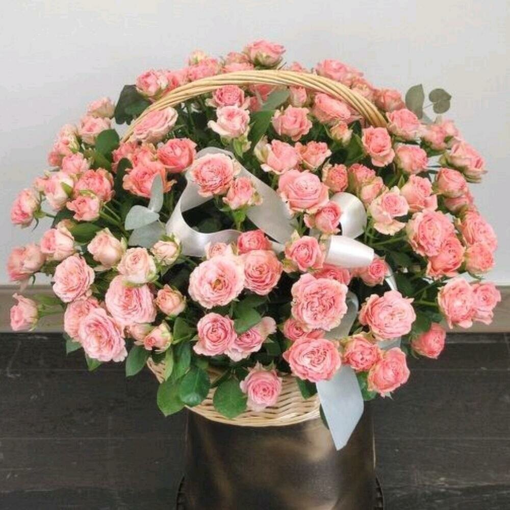 Корзина с цветами из кустовой пионовидной розы, эвкалипта " Любимой"