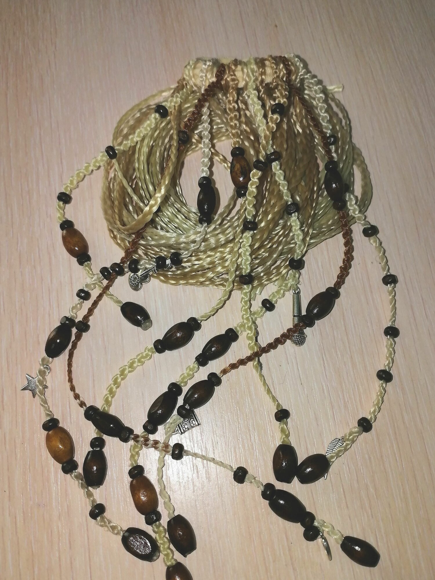 Резинка для волос с шармиками