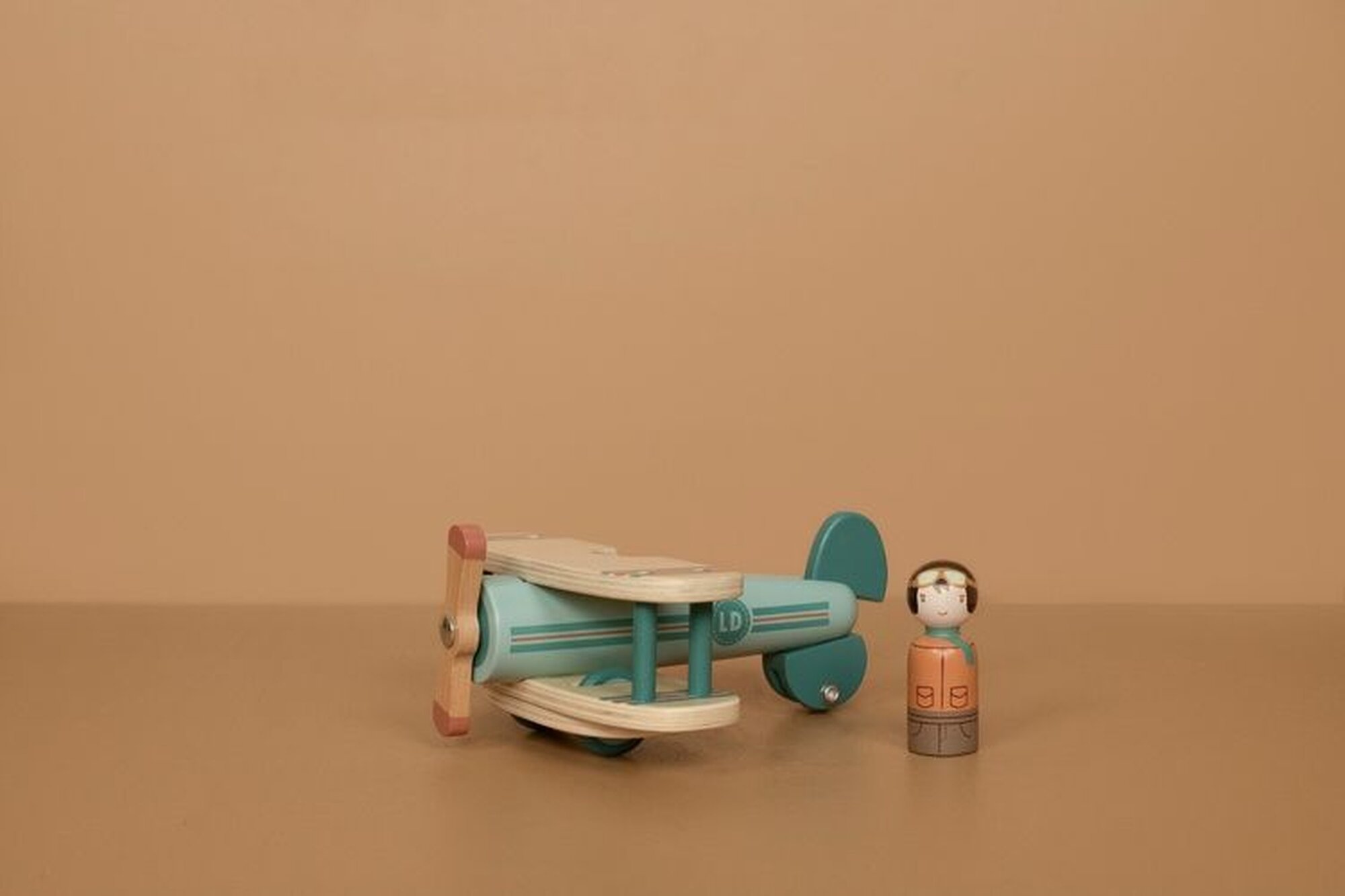 Игровой набор Little Dutch - Детский деревянный игрушечный самолетик с пилотом - LD8020