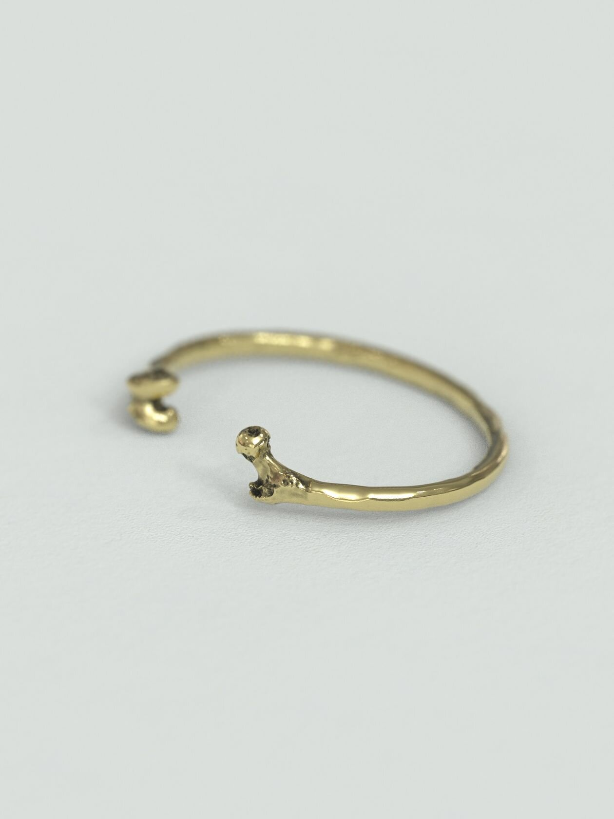 Жесткий браслет