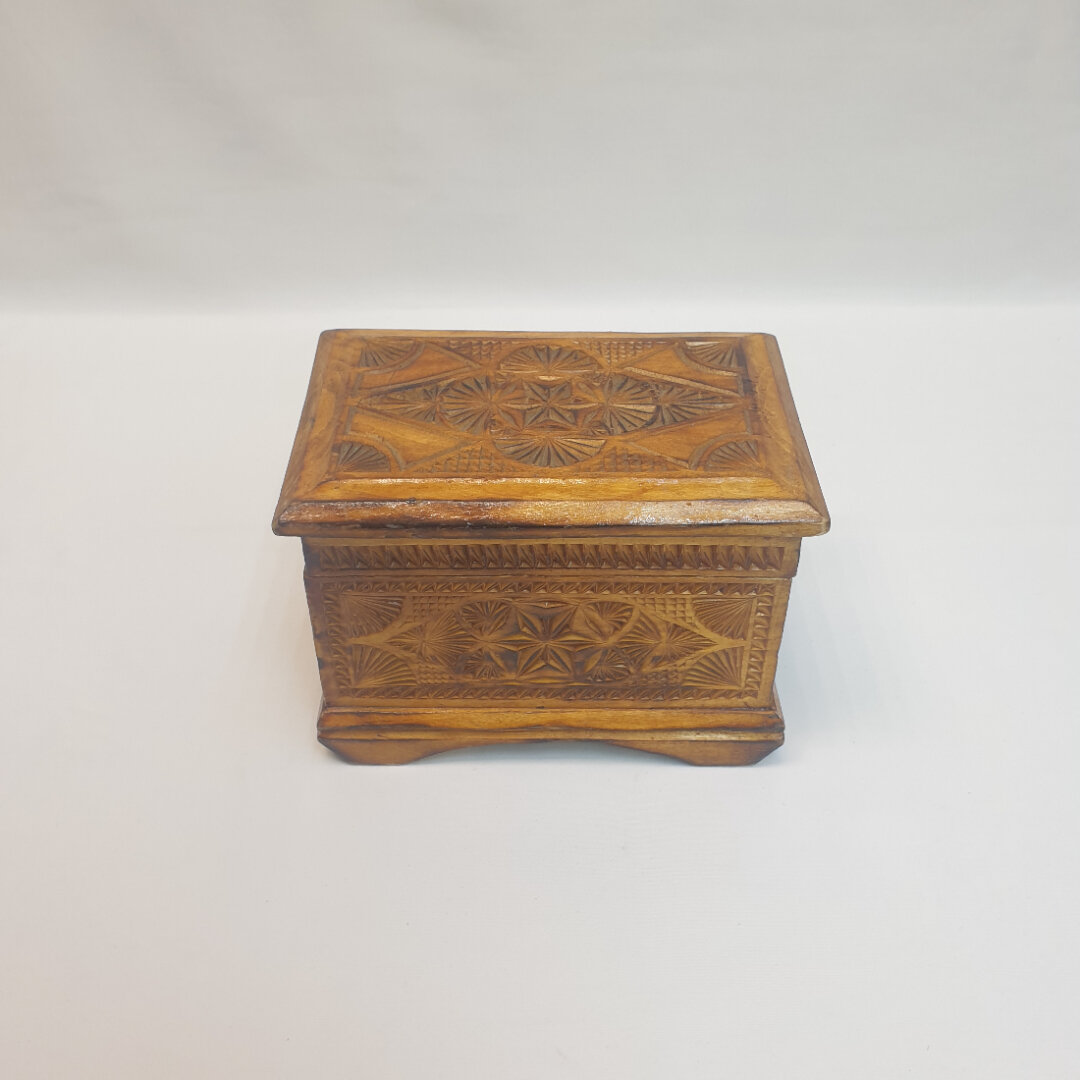 Шкатулка 18х12х11 см, дерево, резьба, внутри обита плюшевой тканью. Винтаж, СССР.