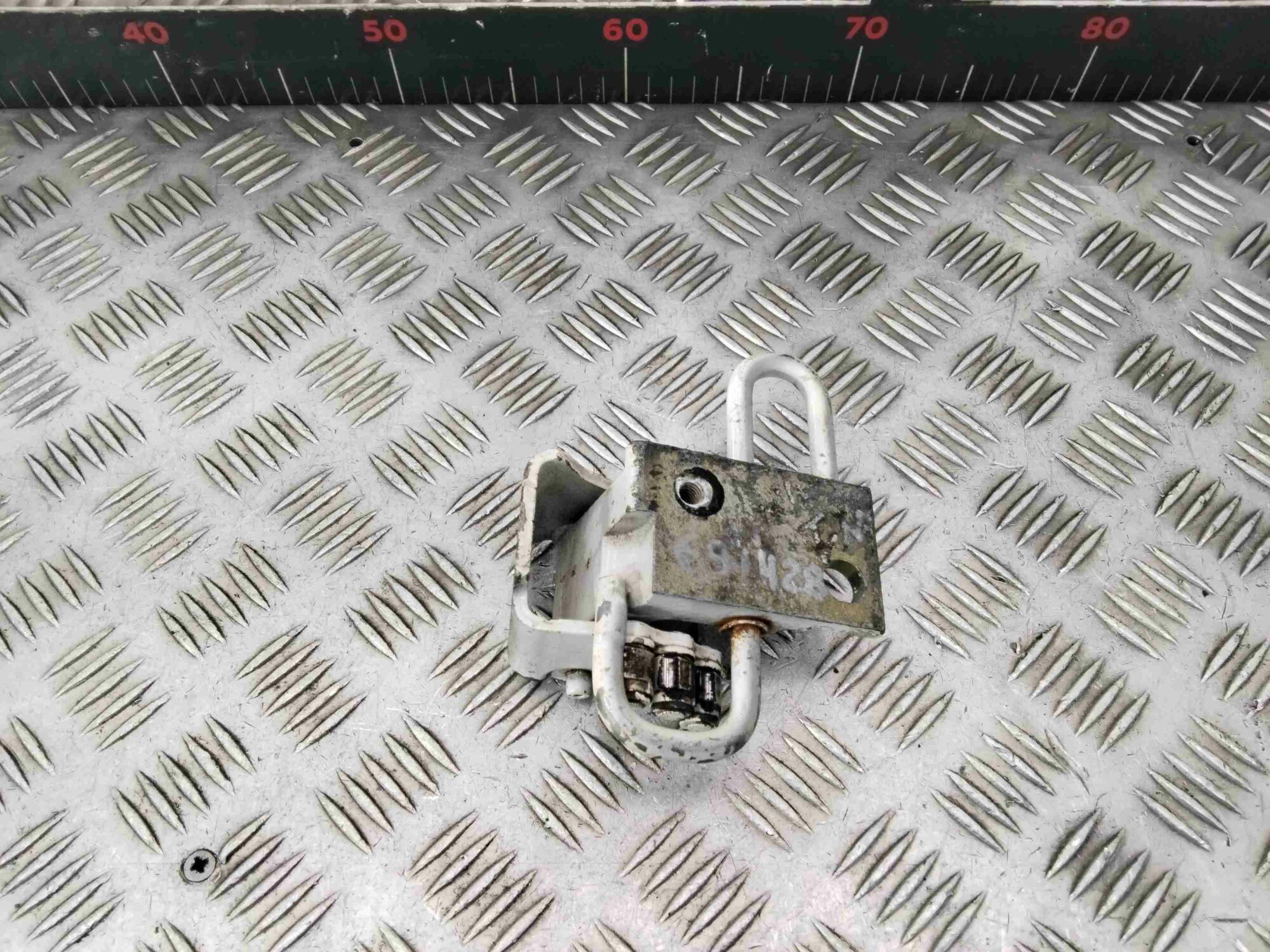 Петля двери передней левой Volkswagen Caddy (2009)