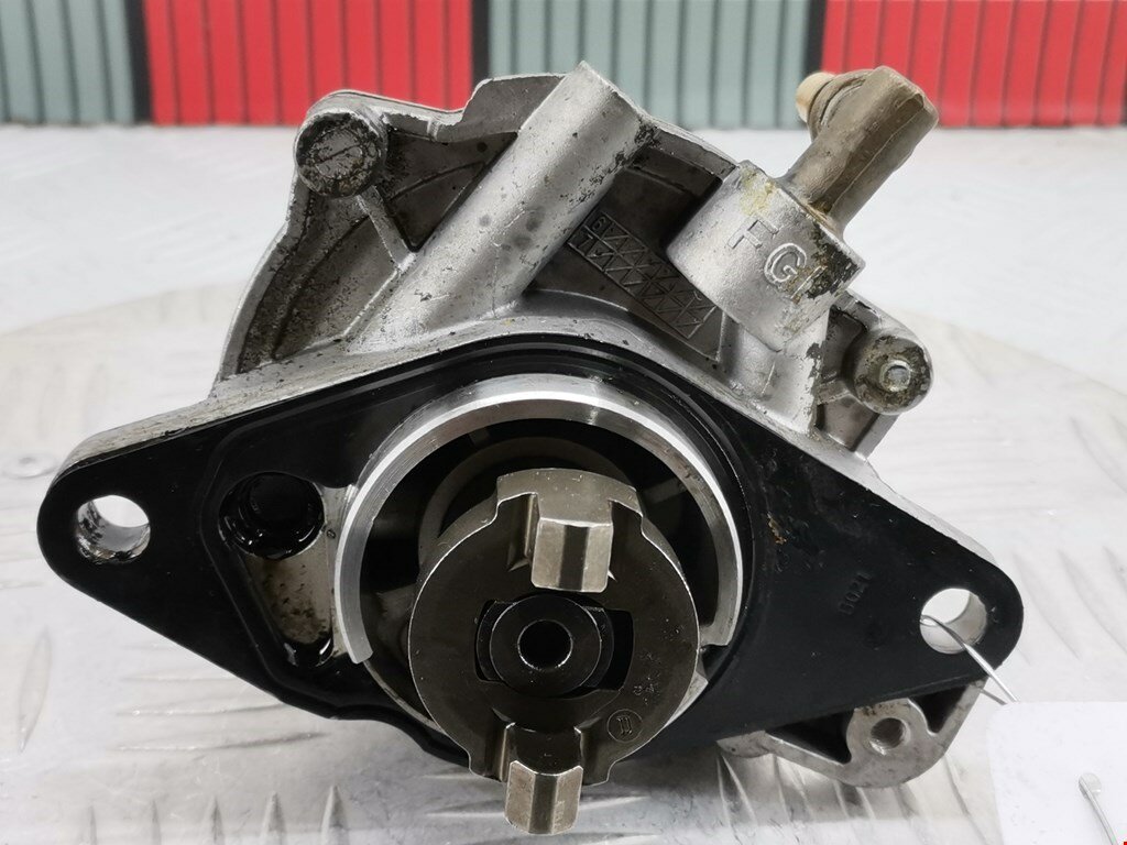 Насос вакуумный Opel Corsa D 55255221 арт. 1606439
