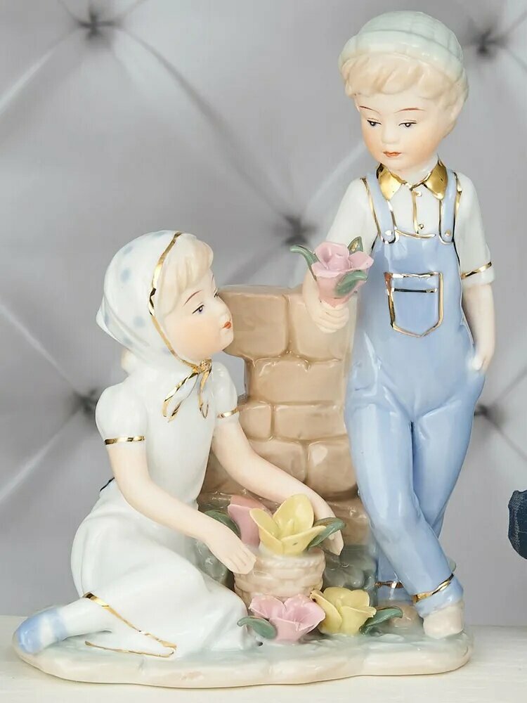 Статуэтка фарфоровая Мальчик с девочкой 14*8*20см Фигурка декоративная для интерьера