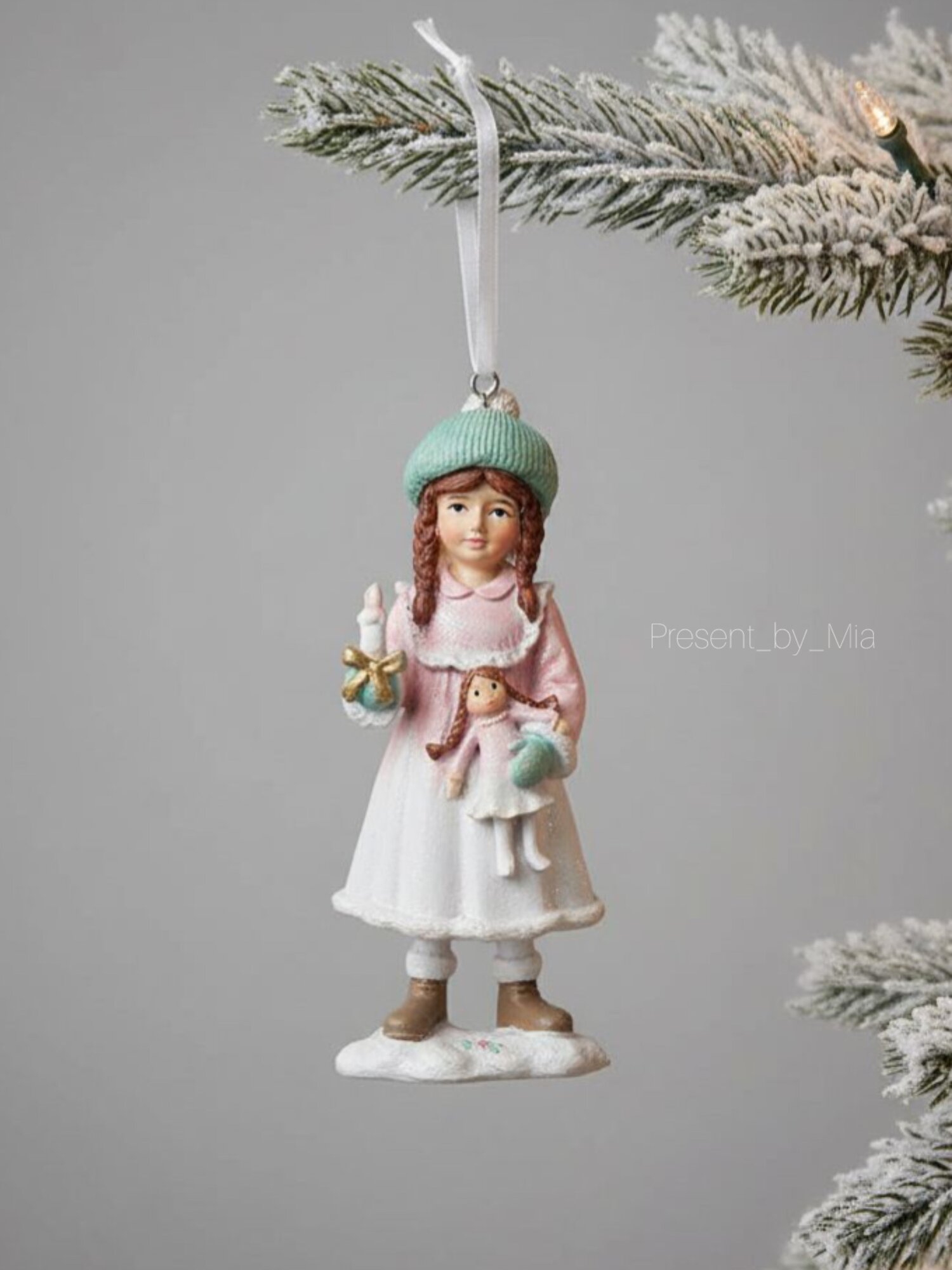 Новогодняя ёлочная игрушка «Маленькая девочка с куклой», 6х6х13 см.