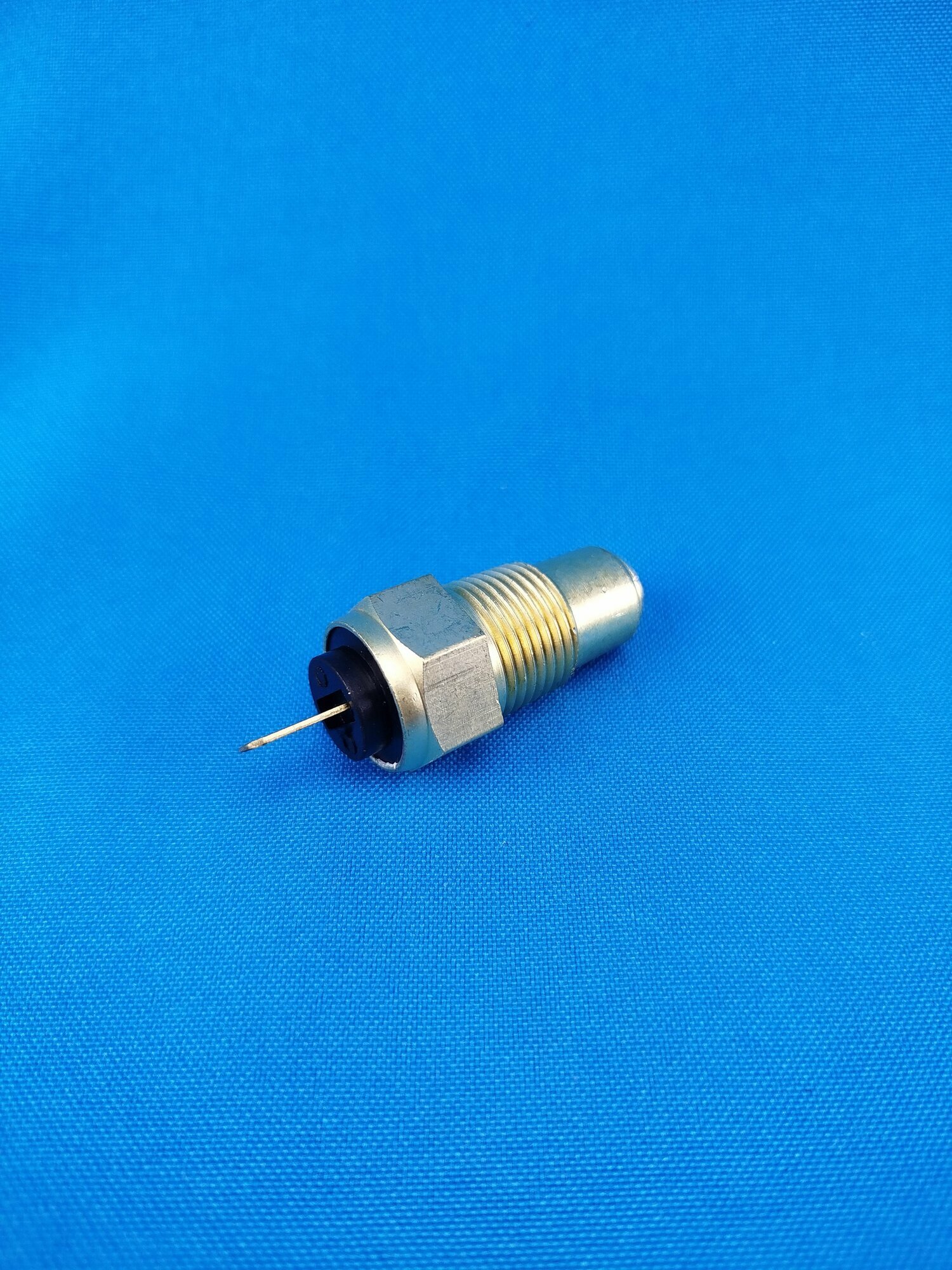 Датчик перегрева "АвтоТрейд" для автомобилей ГАЗ, УАЗ, Маз, МТЗ блистер (100*С, штекер)